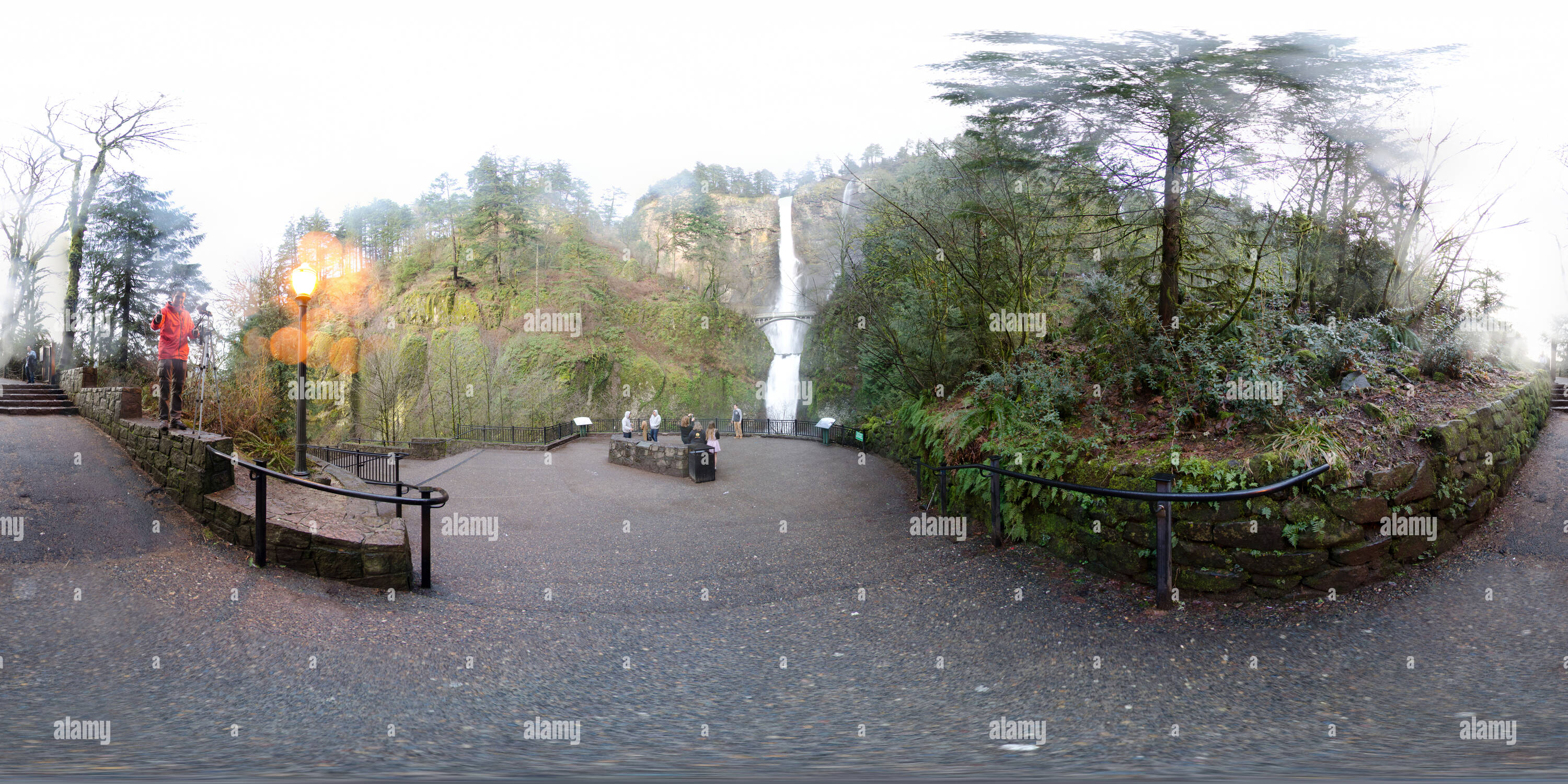 360° view of Multnomah Falls Viewing Area - Alamy