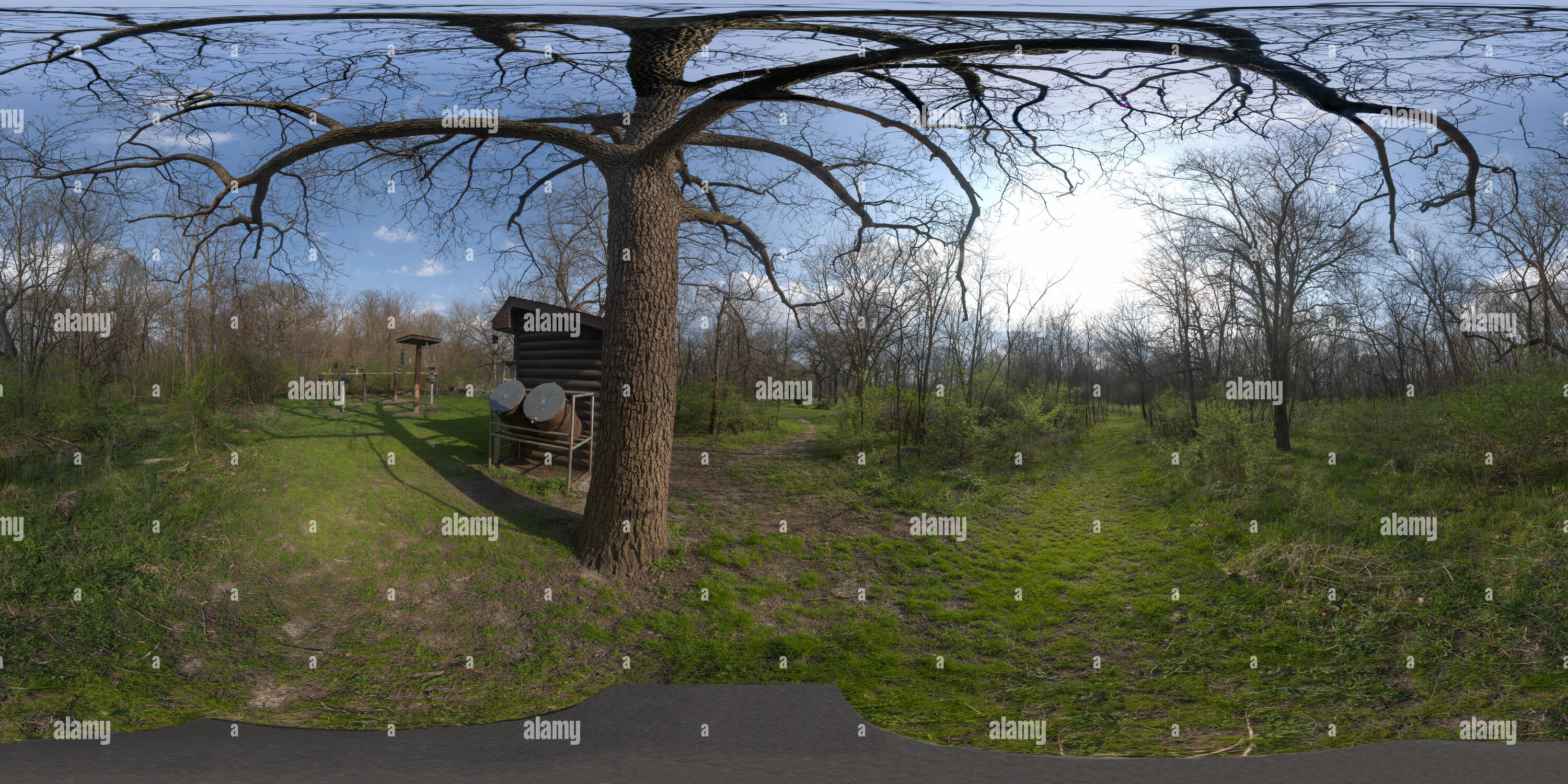 360° view of Walnut Woods State Park's Bird Blind - Alamy