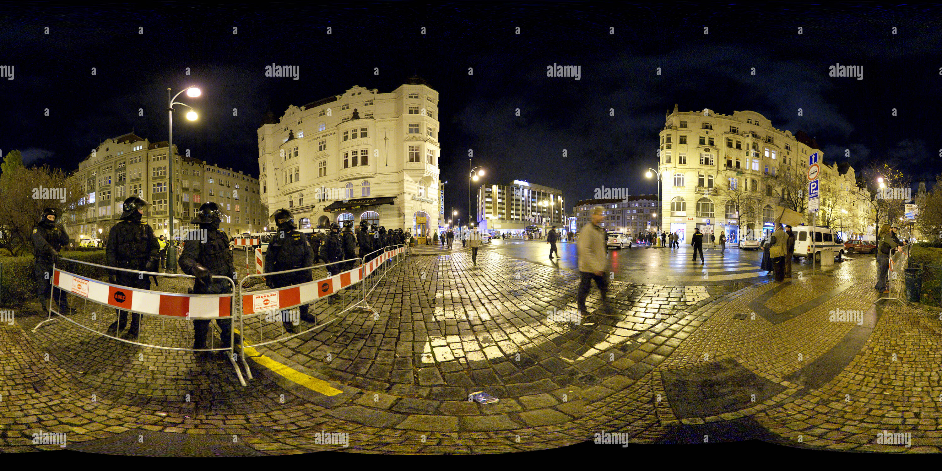360° view of Riot Police wait for the Neo Nazis - Alamy