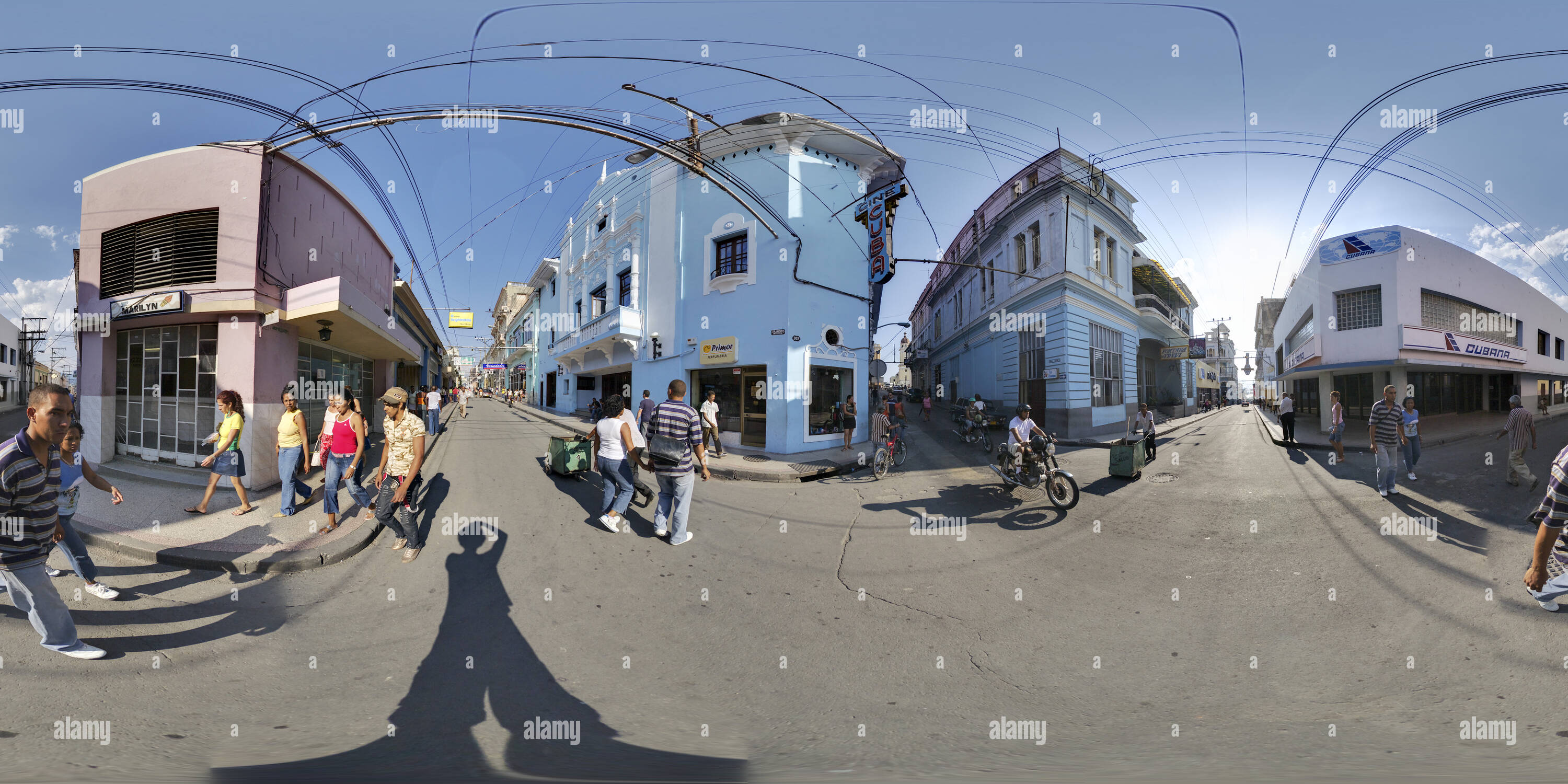 360° view of a Busy street corner - Alamy