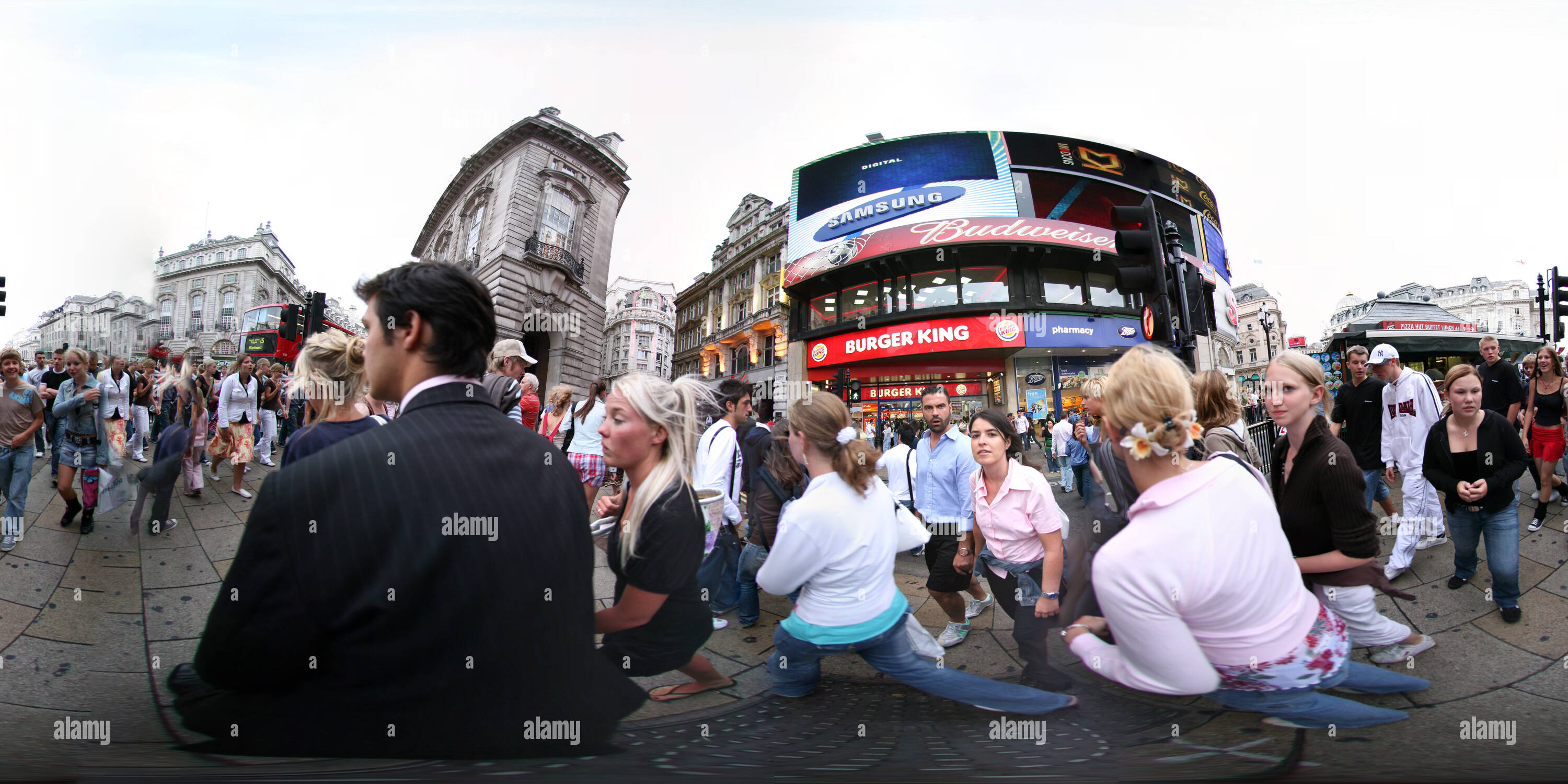 360° view of Crowd at Piccadilly Circus - Alamy