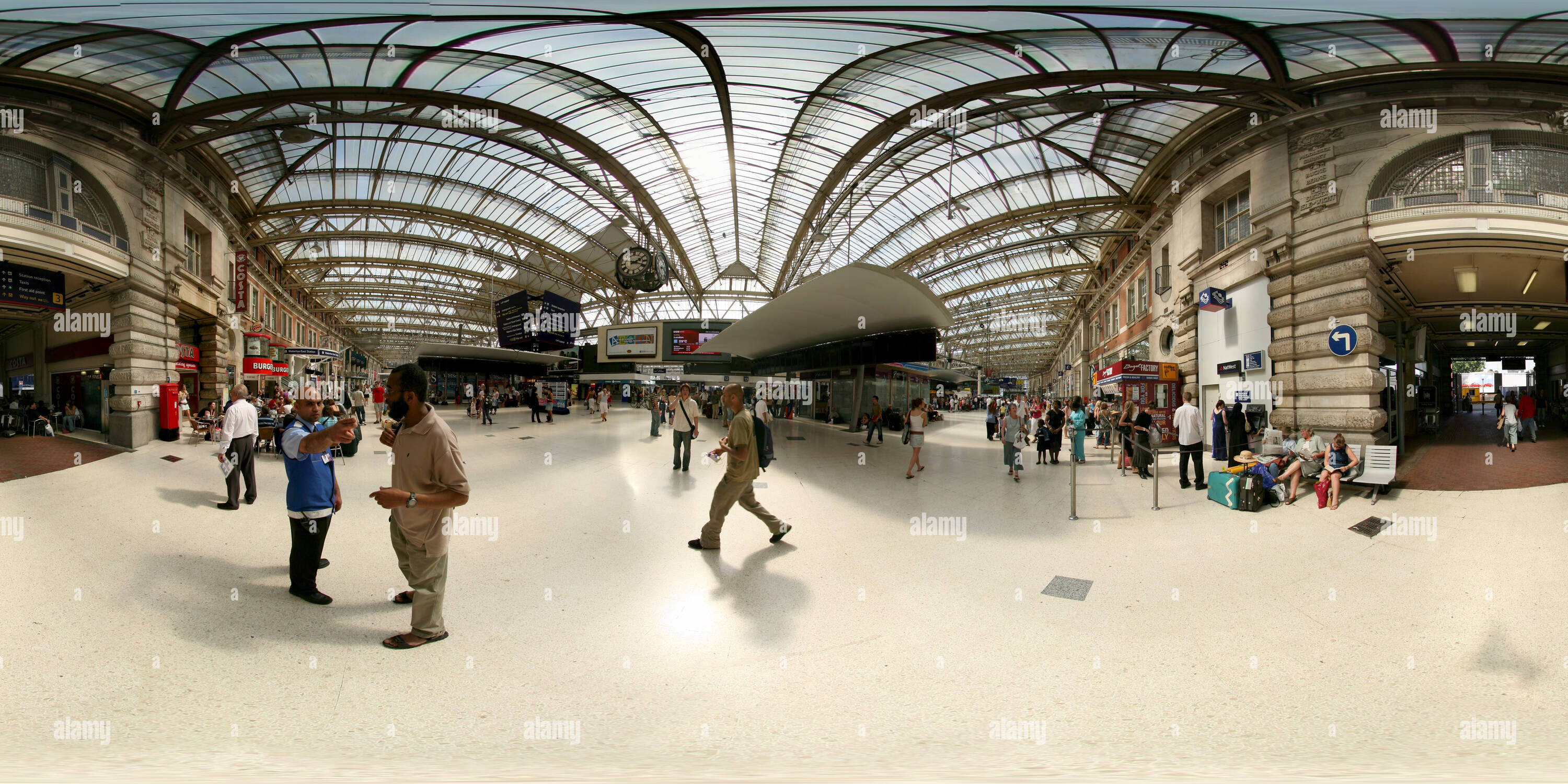 Waterloo station shops hi-res stock photography and images - Alamy
