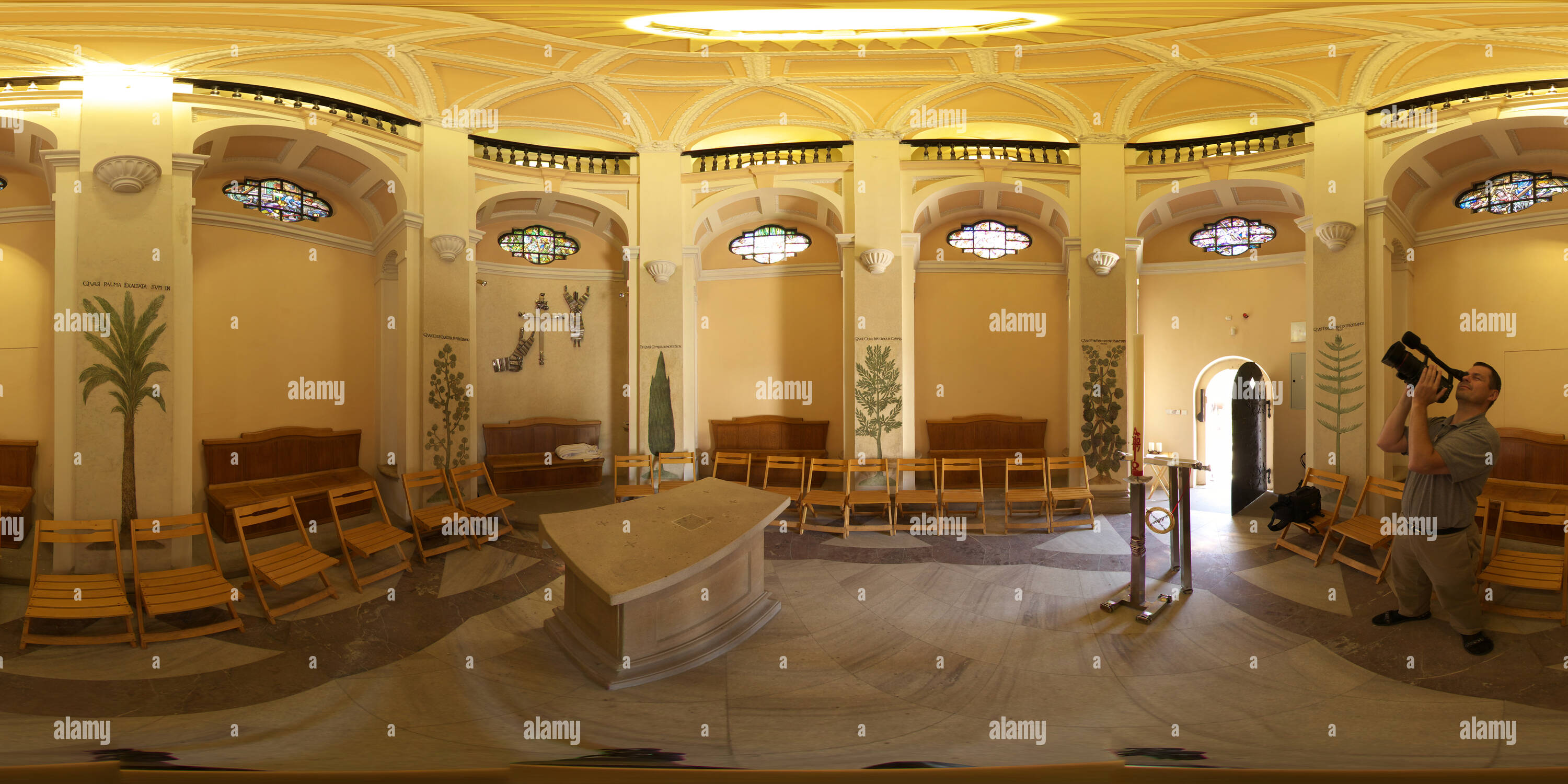 360° view of In the Round Church - Alamy