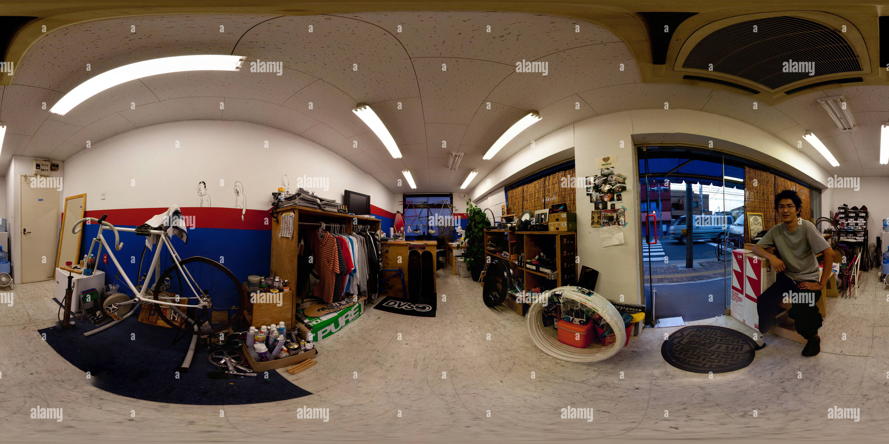 360° view of inside shop JAN, a track bike shop in horikiri, tokyo - Alamy