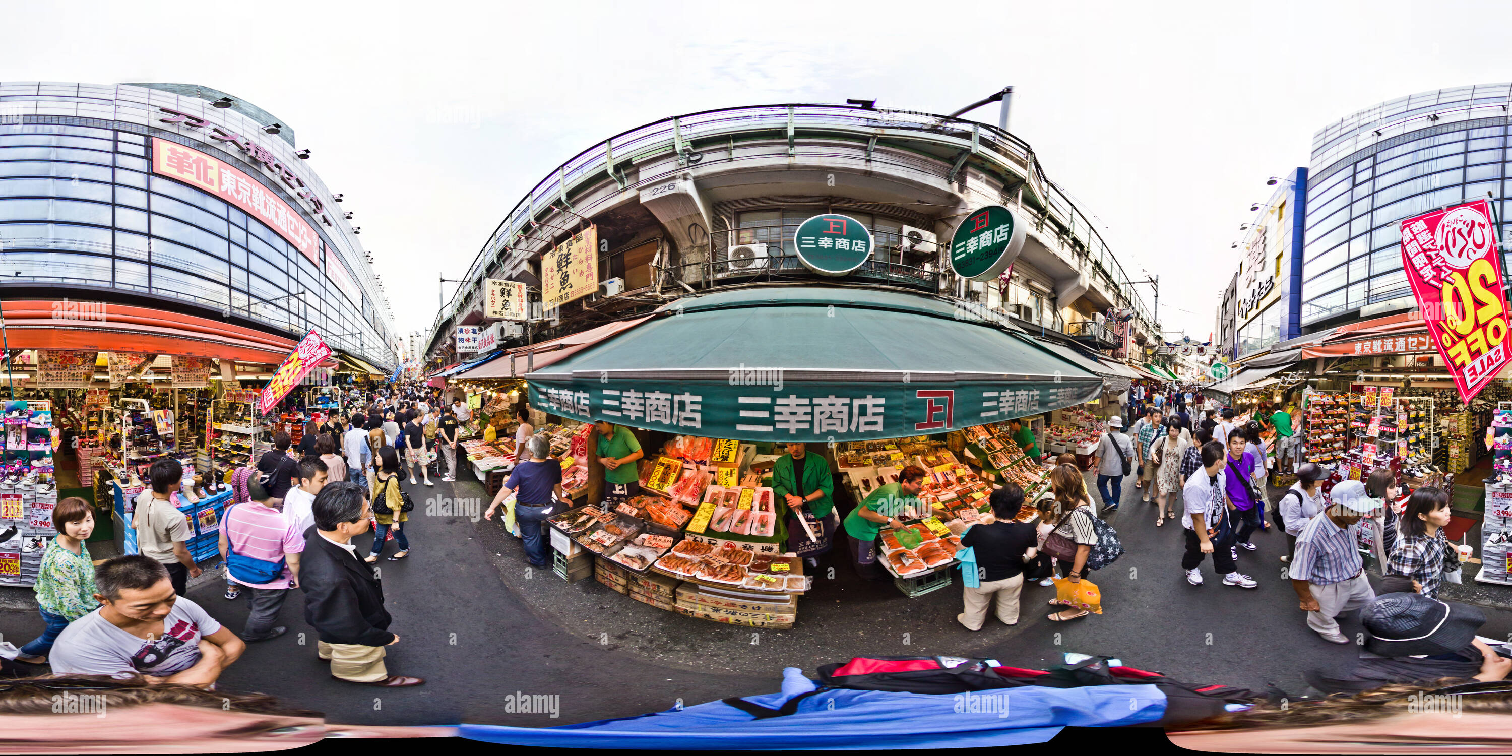 360° view of Walking around in Tokyo in September - 11 - Alamy