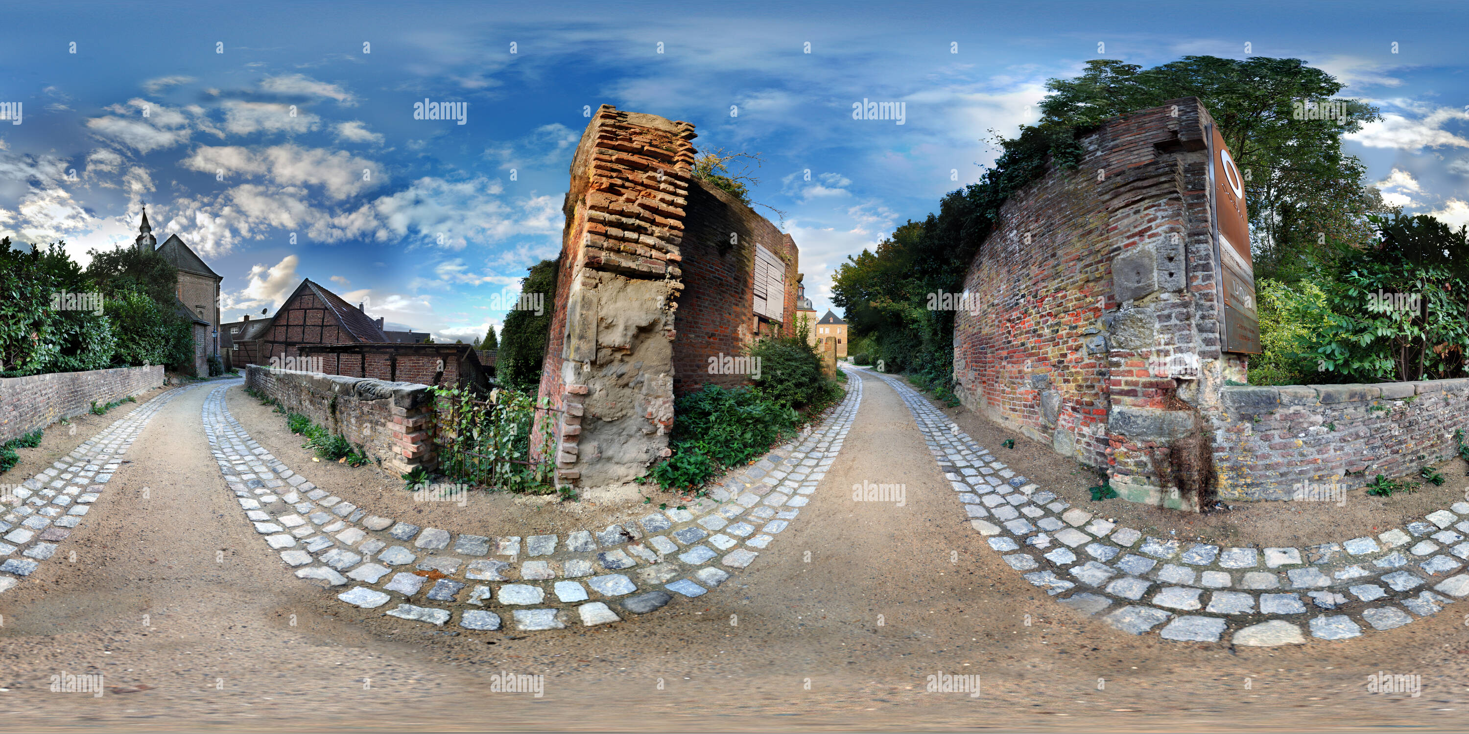 360° view of Korschenbroich Liedberg Castleway - Alamy