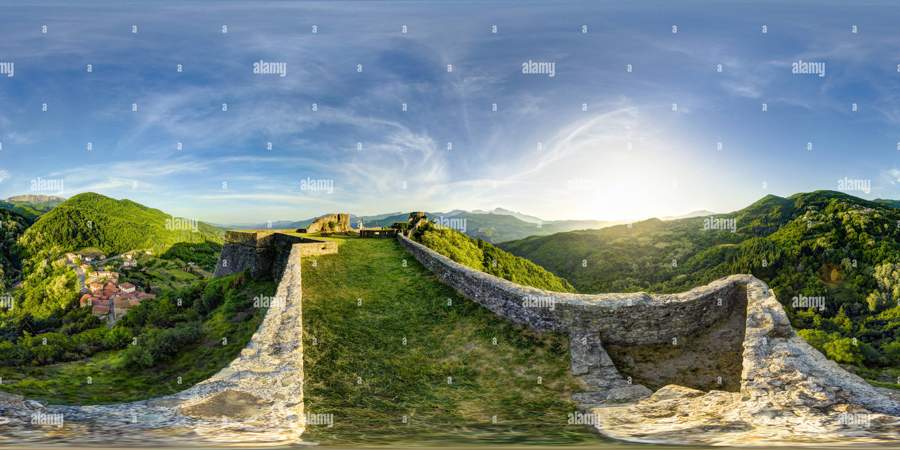 360° view of Fortezza delle Verrucole, Garfagnana - Alamy