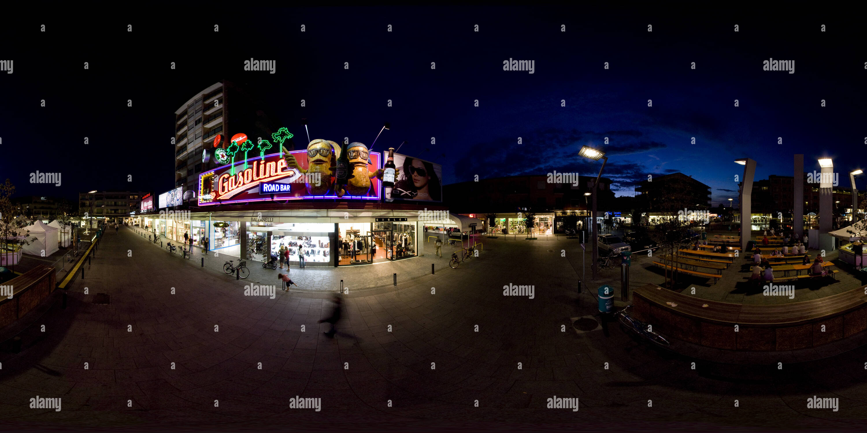 360° view of Piazza Mazzini in Jesolo at night - Alamy