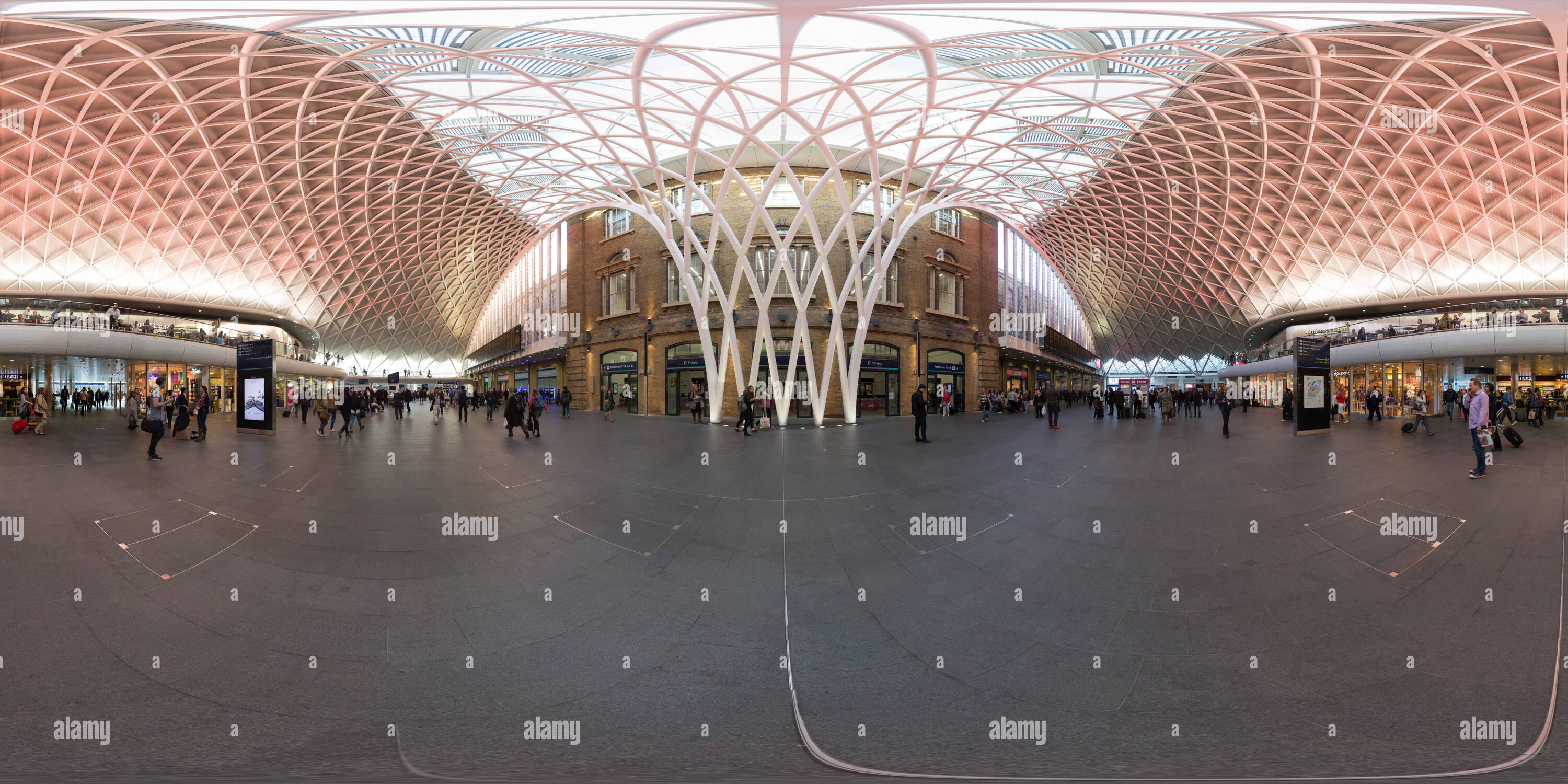 360° view of Kings Cross Railway Station Concourse - Alamy
