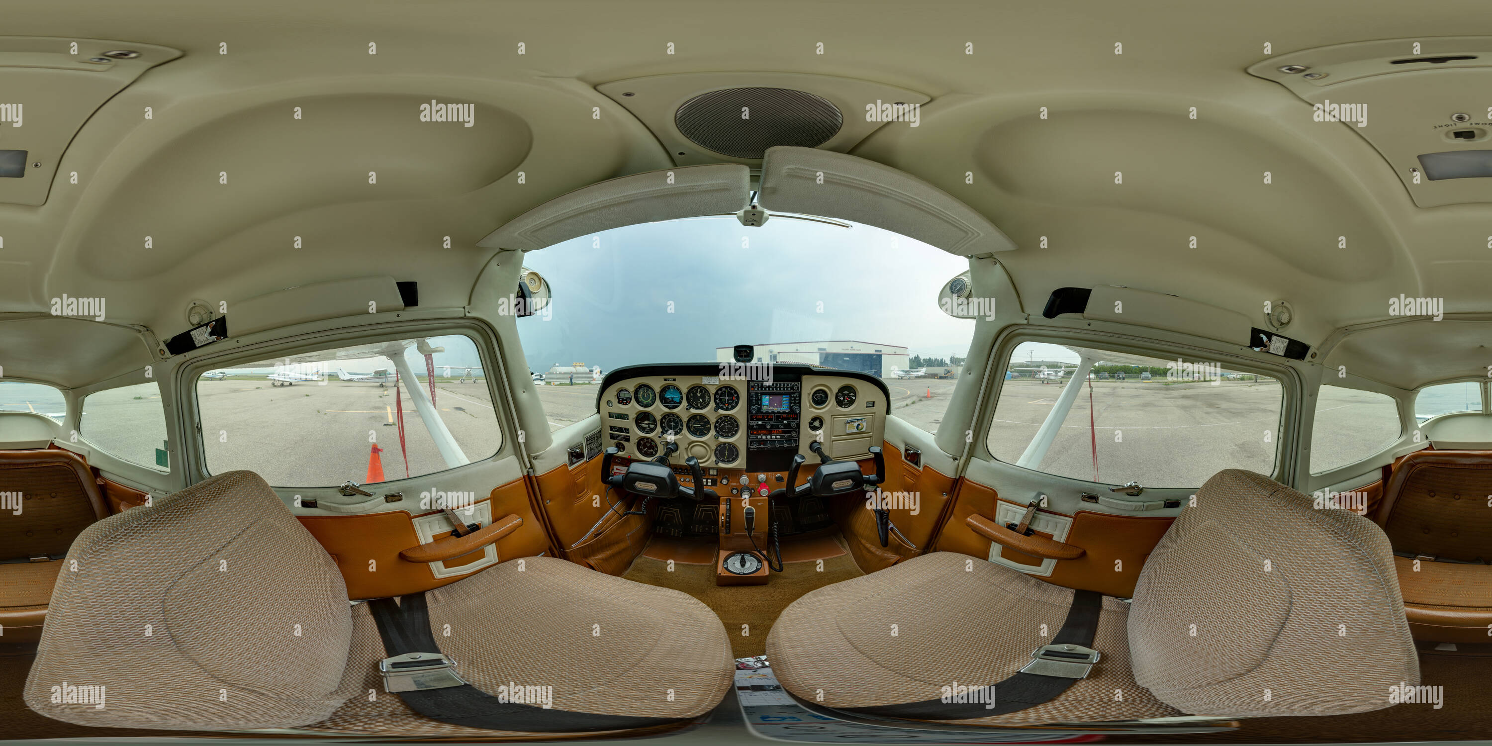 360° view of Cessna 172 at The Calgary Flying Club - Alamy
