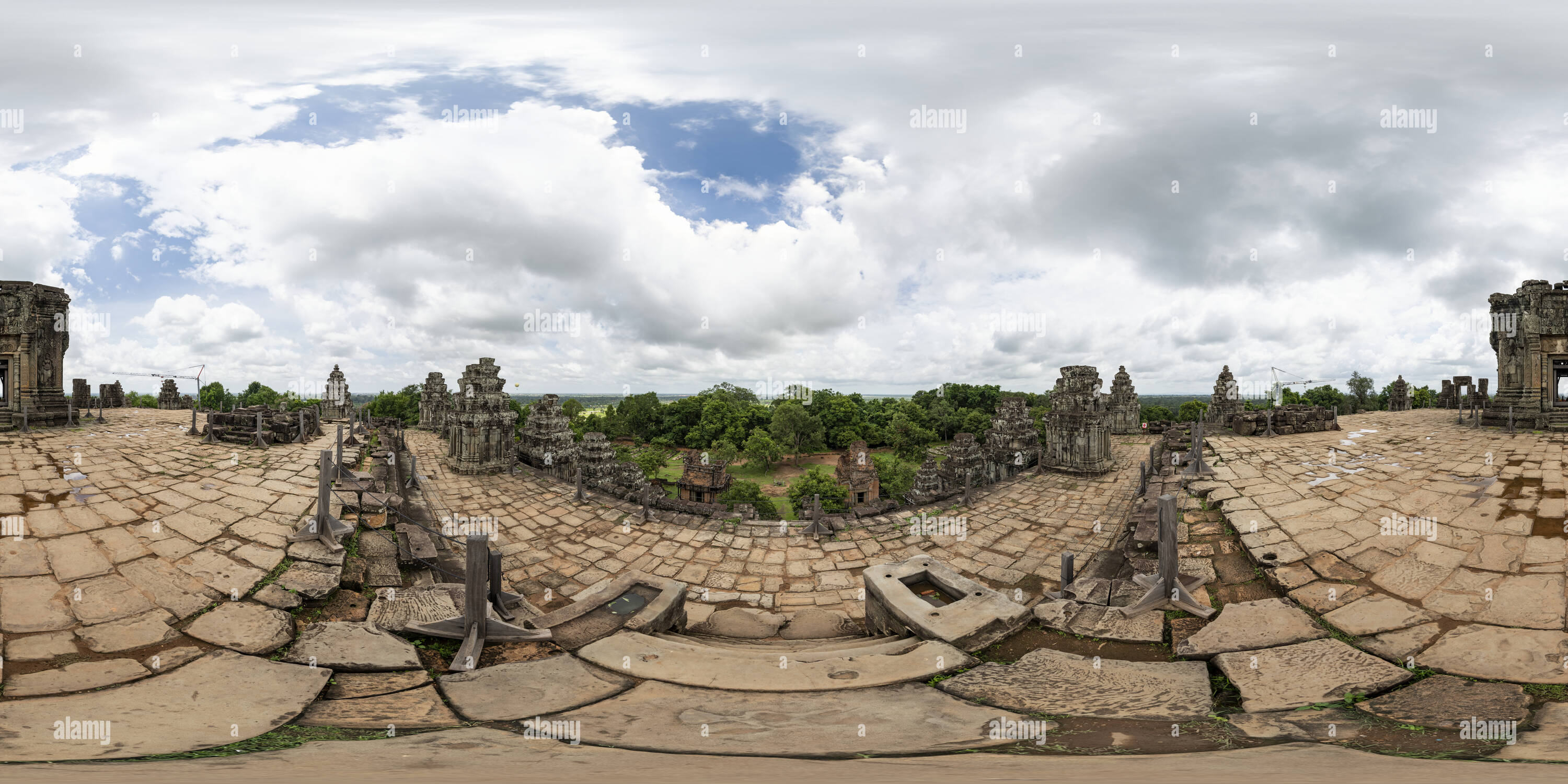 360° view of Phnom Bakheng temple, on top, Siem Reap, Cambodia - Alamy