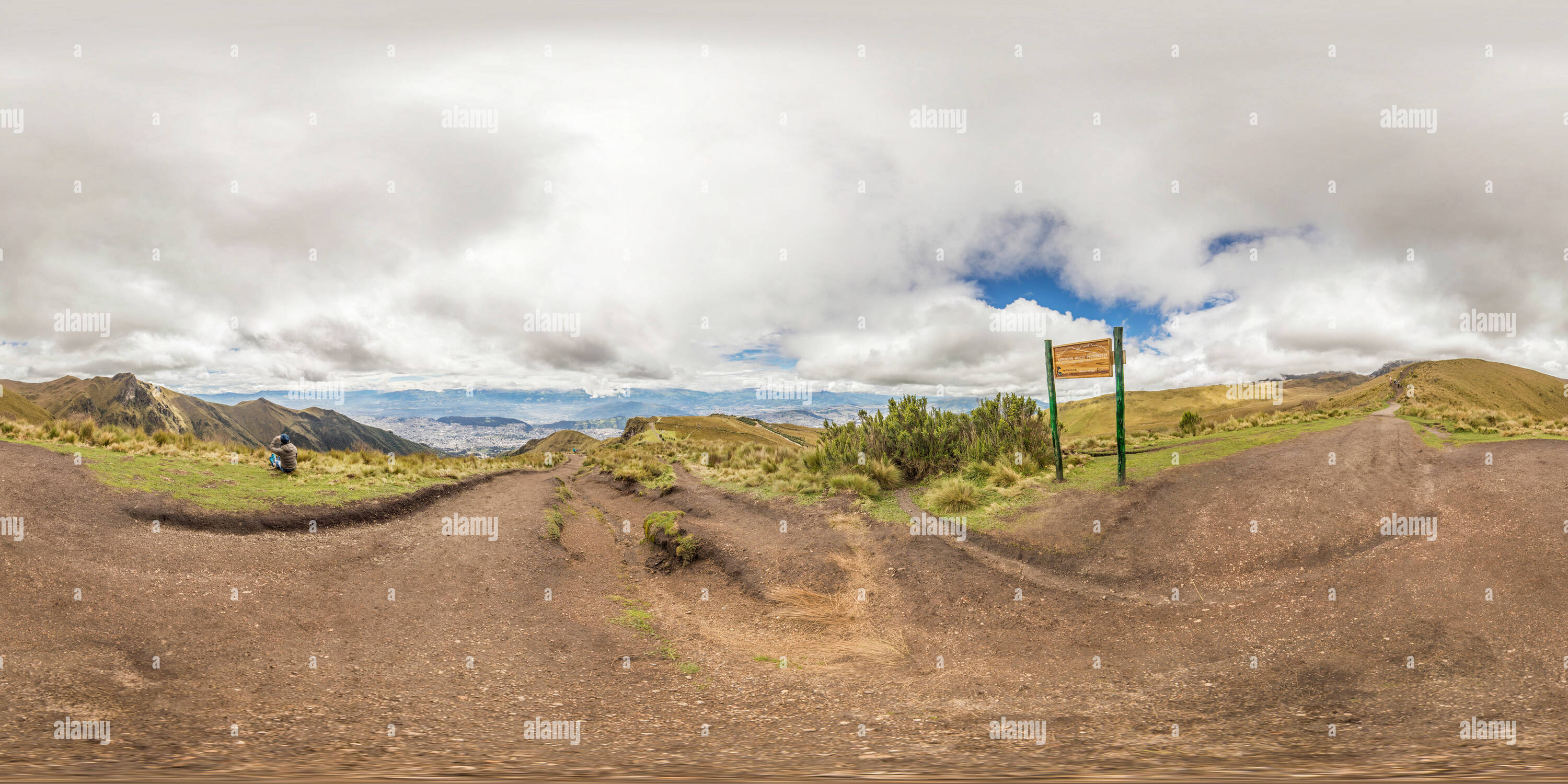 360° view of ECUADOR - Rucu Pichincha Volcano Hiking Trail 1 - Alamy
