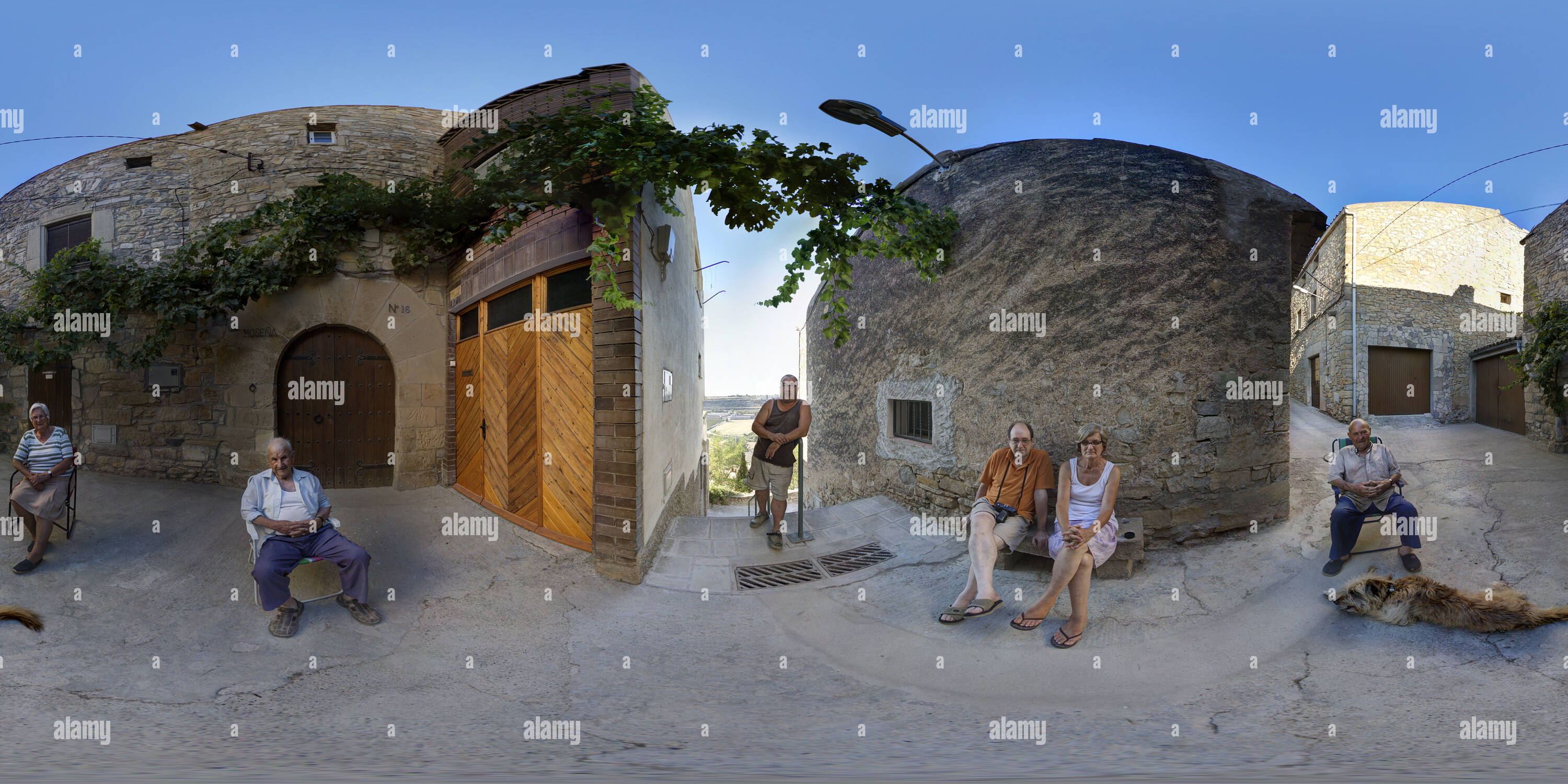 360° view of nalec plaça carrer de dalt - estiu - Alamy