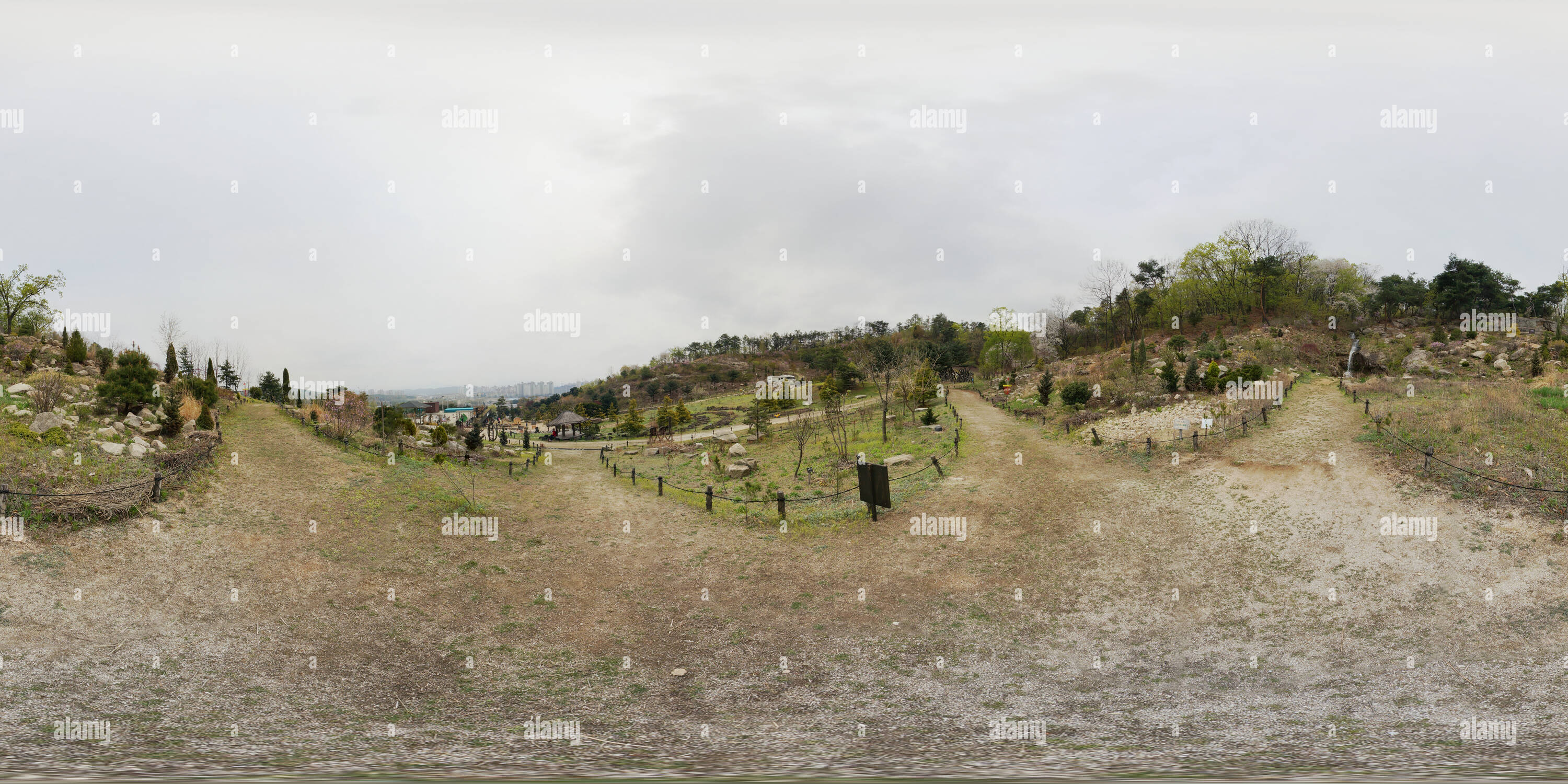 360° view of Mountains, the sound Arboretum 2 - Alamy