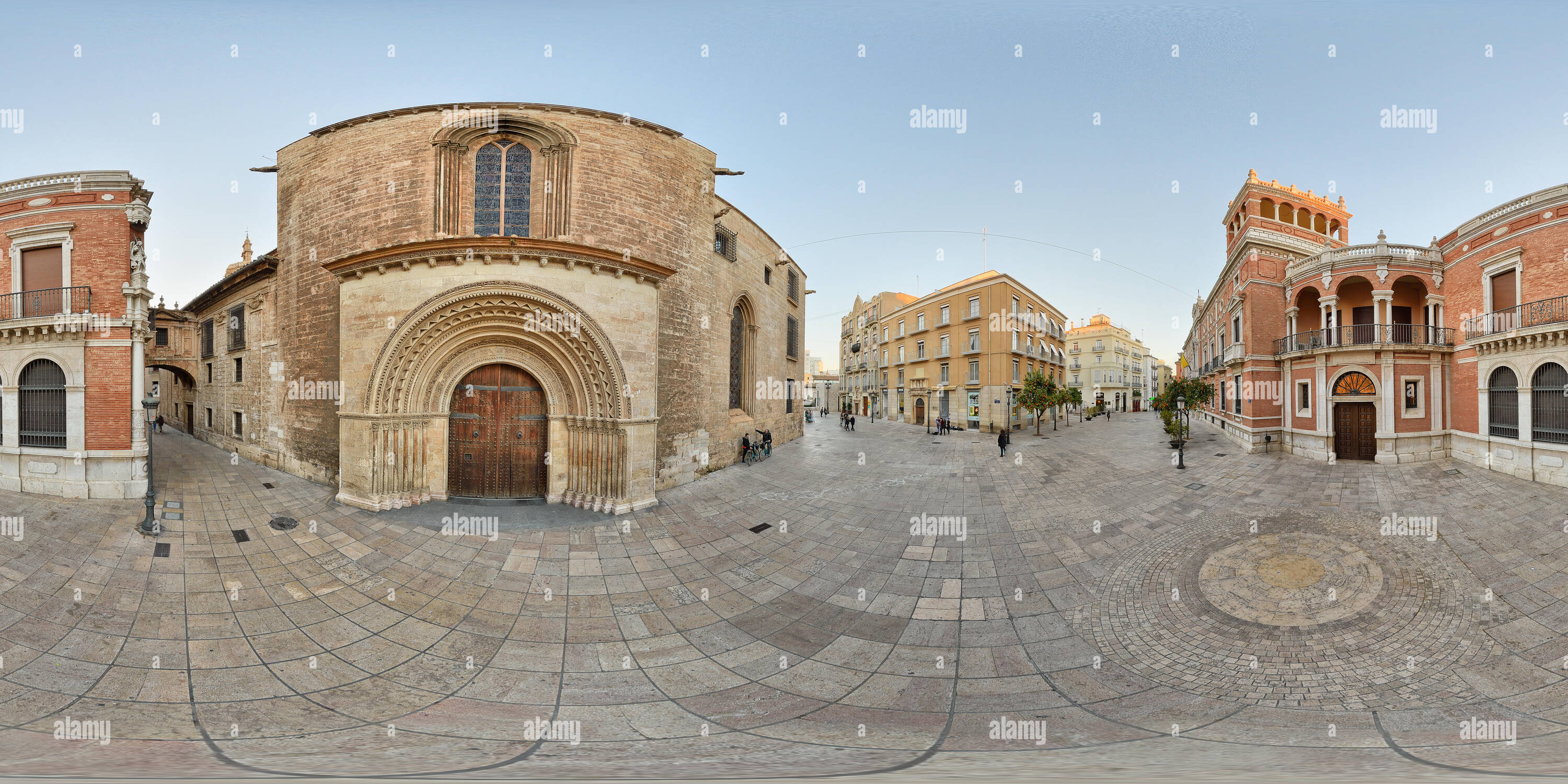 360° view of Romanesque door of the Cathedral of Valencia, Spain - Alamy