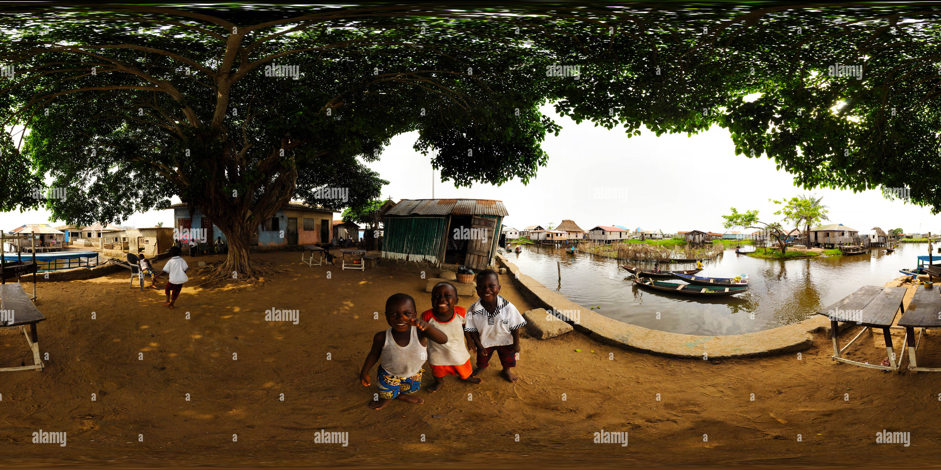 360° view of Place du chef du village lacustre de Ganvié - Alamy