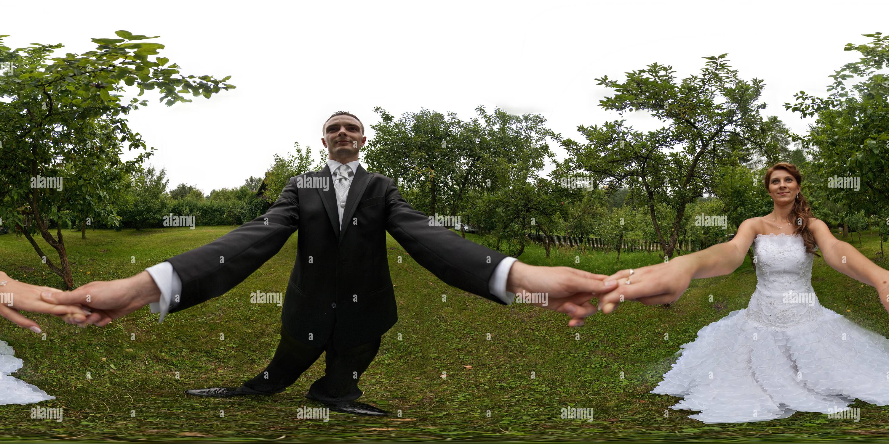 360° view of Ania and Daniel, just married - Alamy