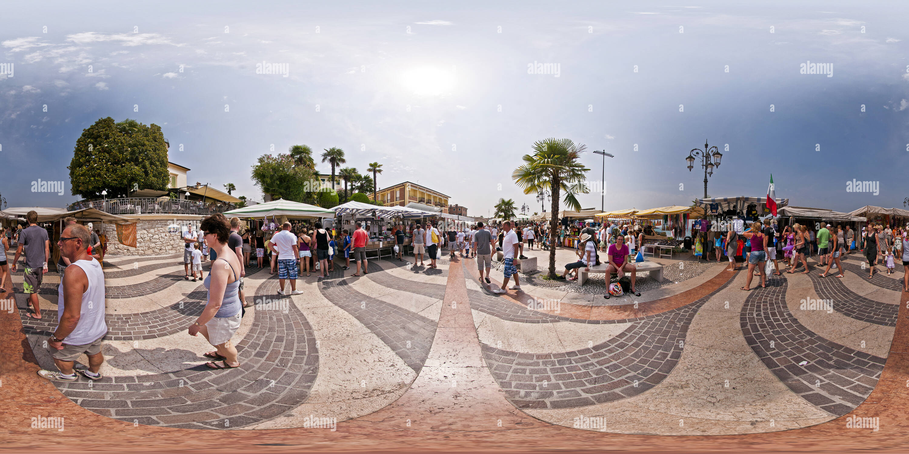 Lazise market hi-res stock photography and images - Alamy