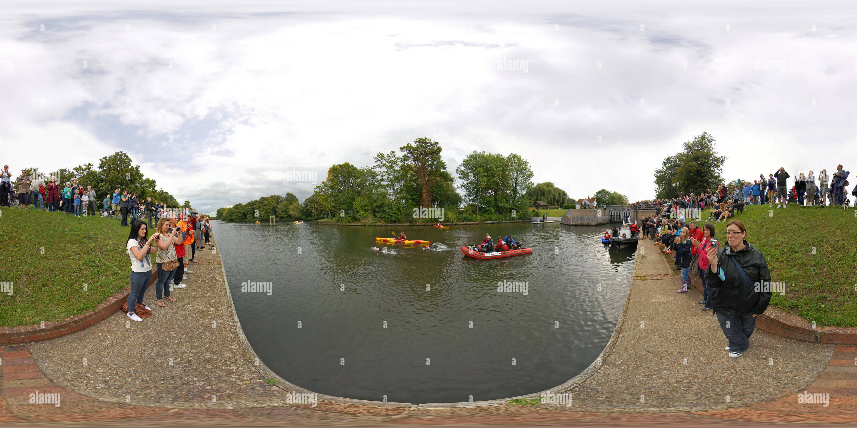 360° view of David Walliams Thames Swim - Alamy