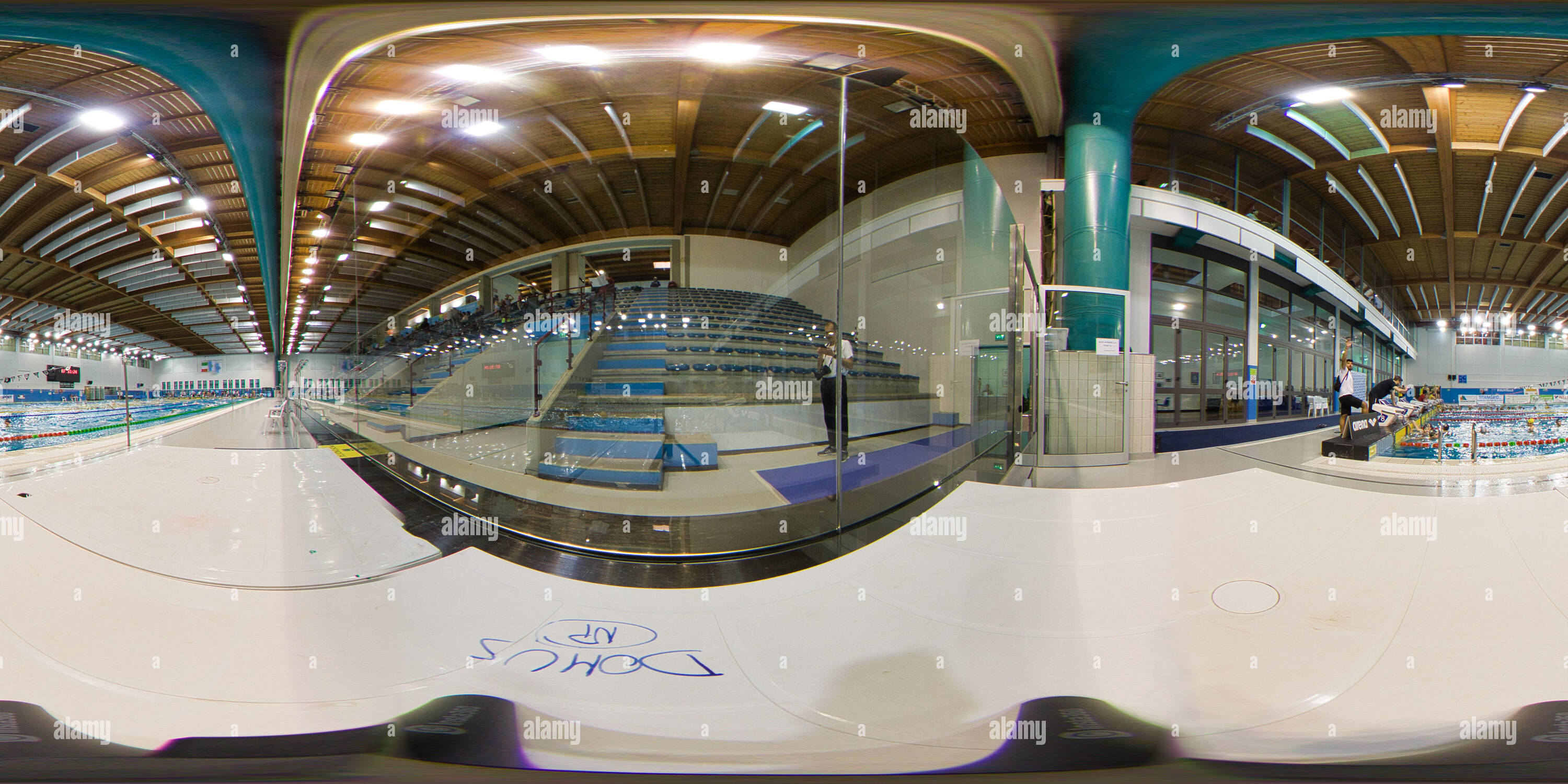360° view of 360 degree panorama of swimming competition - Alamy