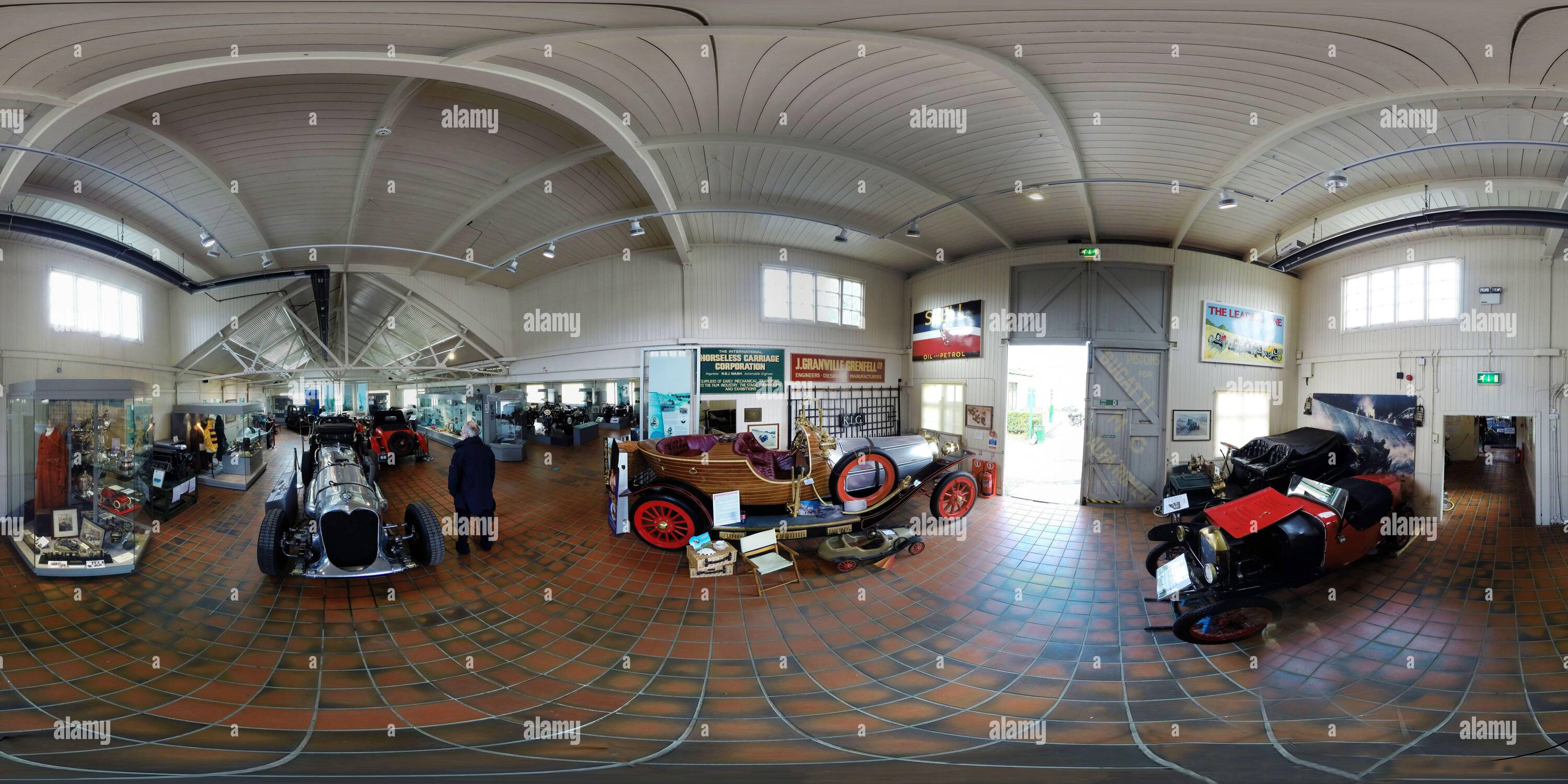 360 °-Ansicht auf DAS BROOKLANDS CAR MUSEUM, SURREY, ENGLAND. BILD ...