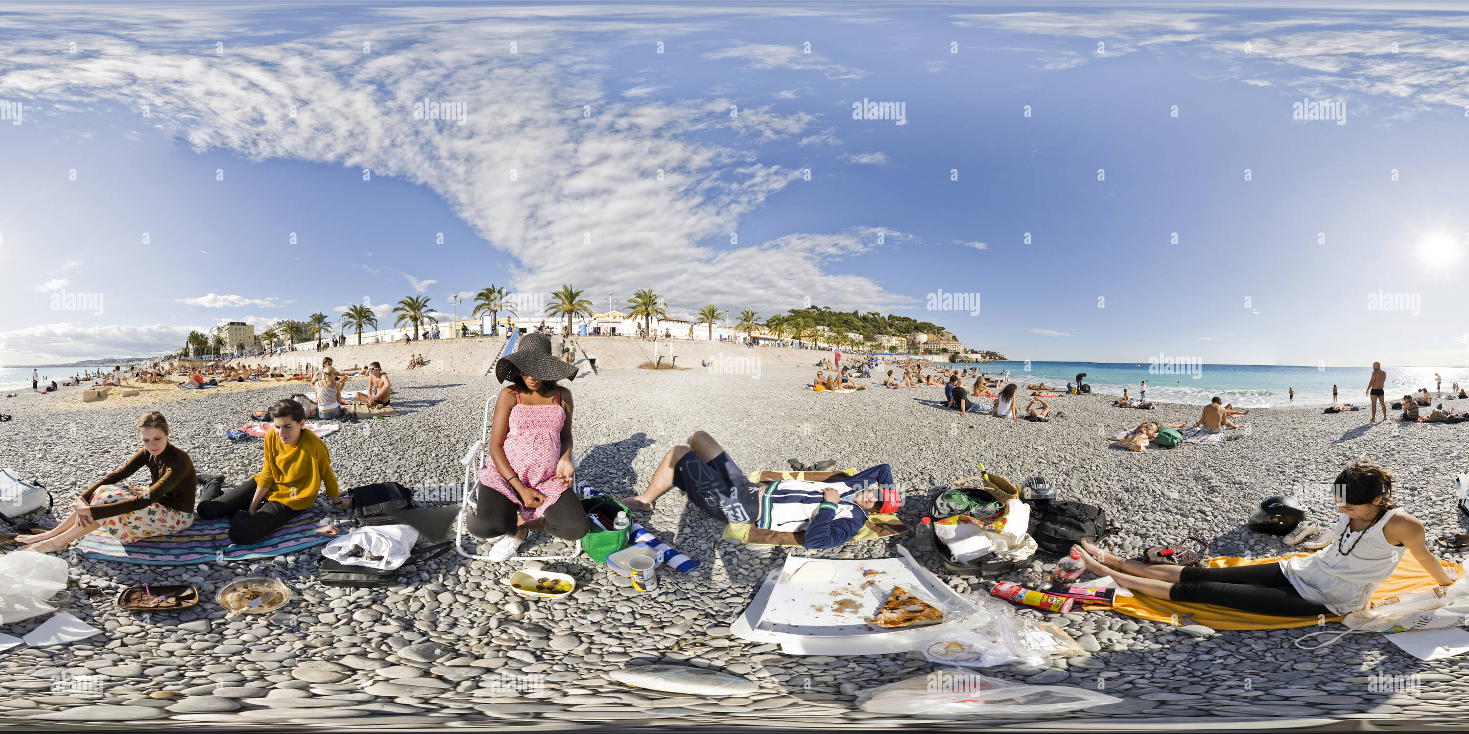 360 °-Ansicht auf Freunde am Strand - Alamy