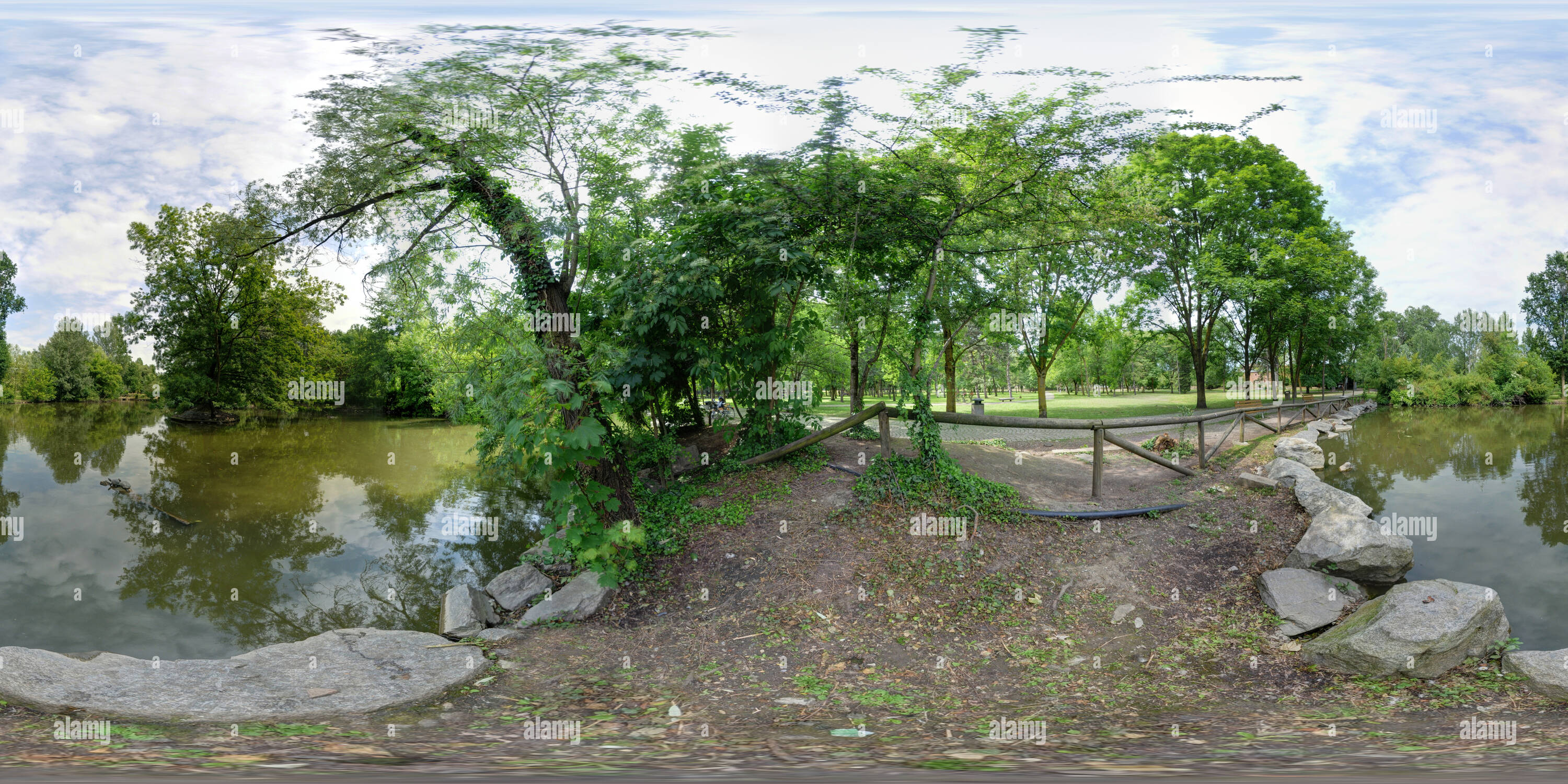 360 °-Ansicht auf Parco di Legnano, laghetto - Alamy