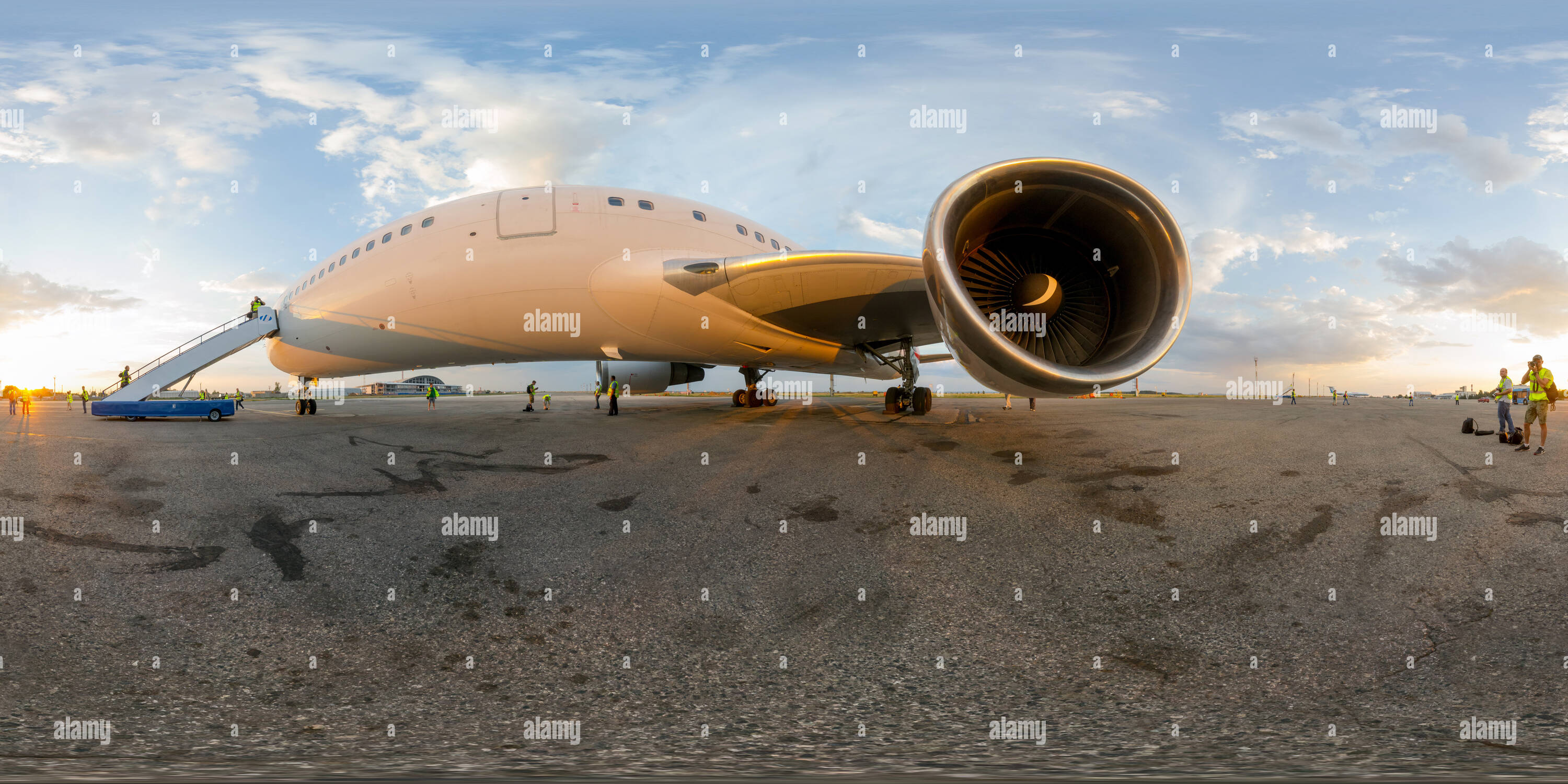 360 °-Ansicht auf Samara Kurumoch International Airport. Flugzeug ...