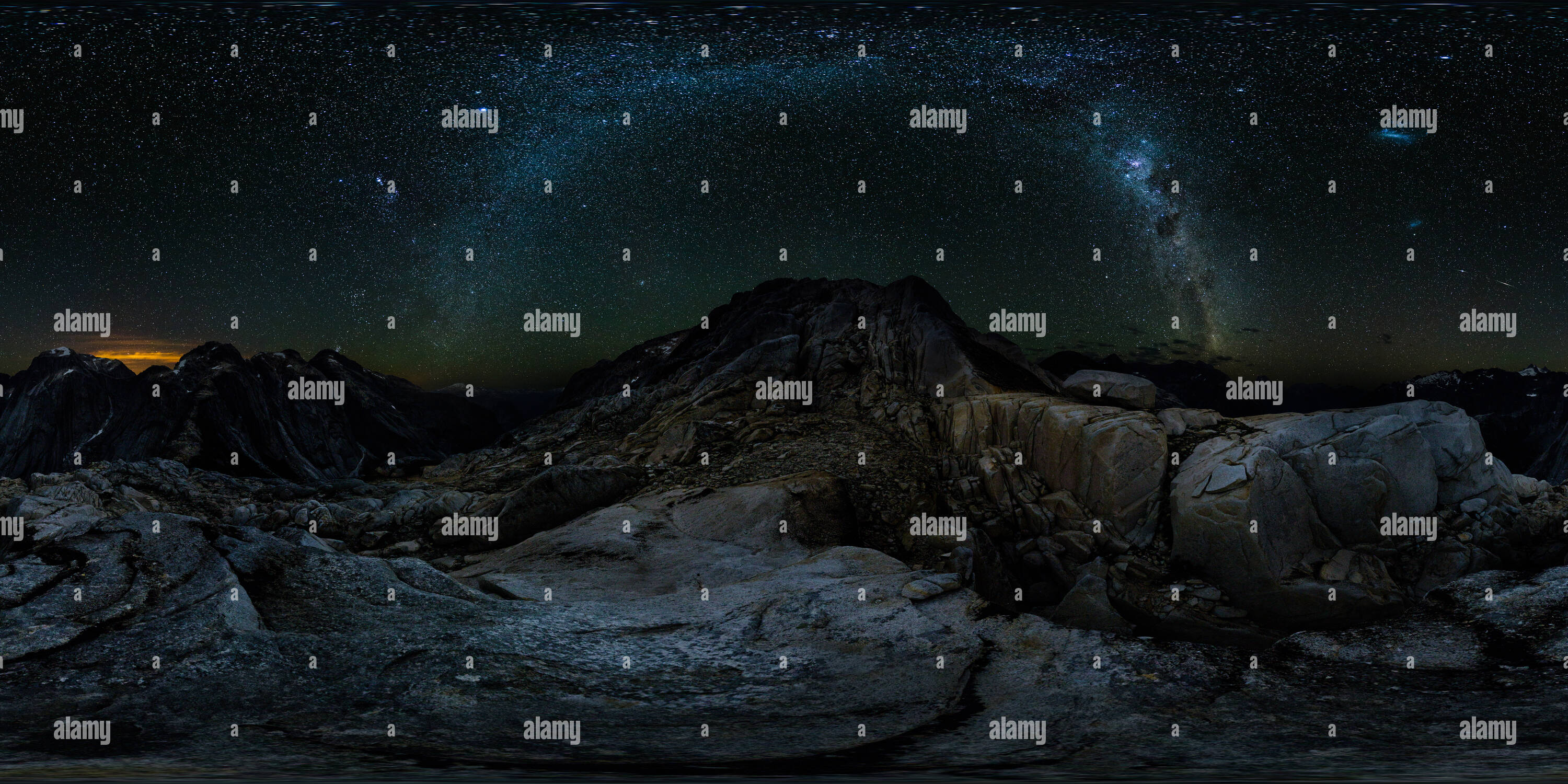 360 °-Ansicht auf Die Milchstraße und Nachthimmel über die Cochamo ...