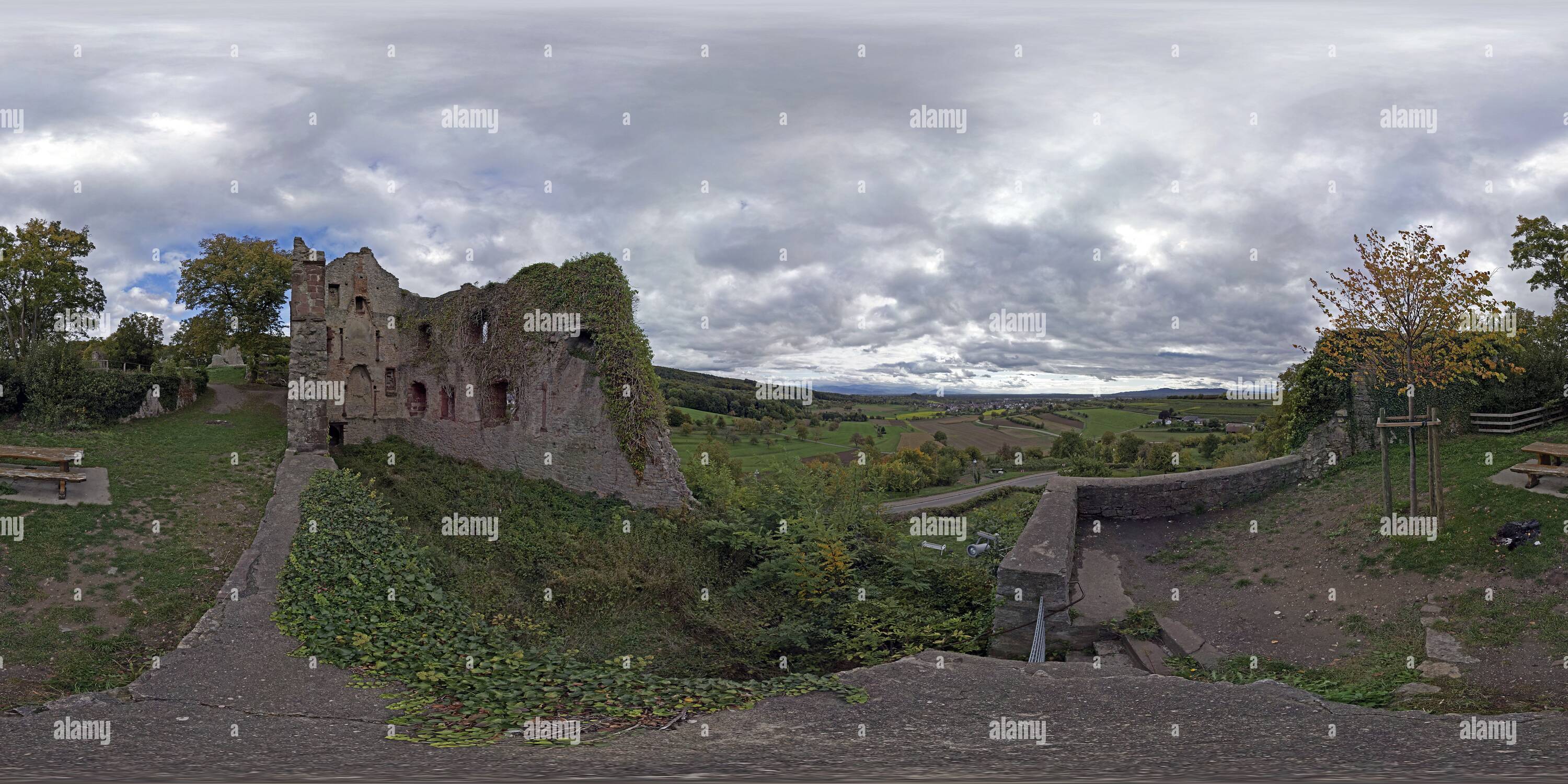 360 °-Ansicht auf Burg Landeck, Untere Burg, Palas - Alamy