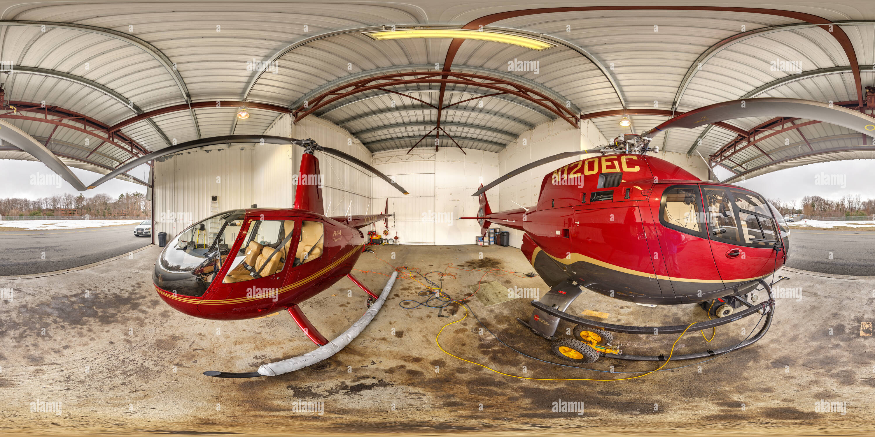 360 °-Ansicht auf Robinson RH44 Clipper II und Eurocopter EC 120 B in ...