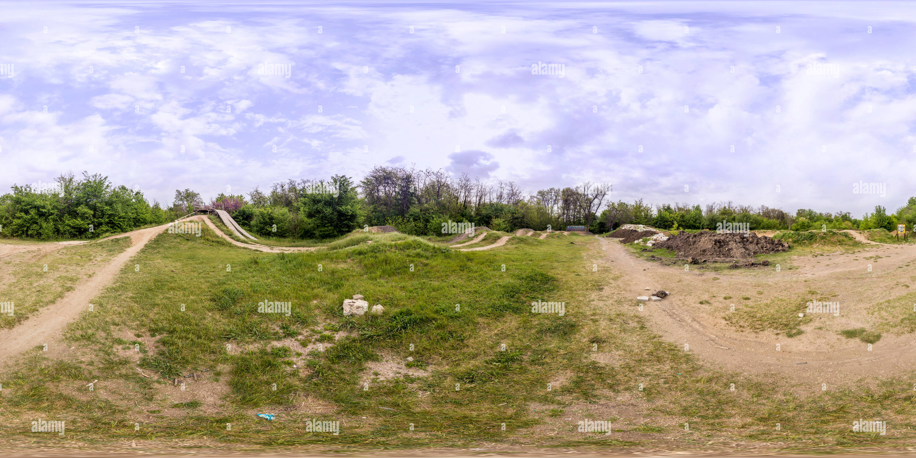 360 °-Ansicht auf 380 von 180 Grad Sphärisches Panorama der ein Radweg ...
