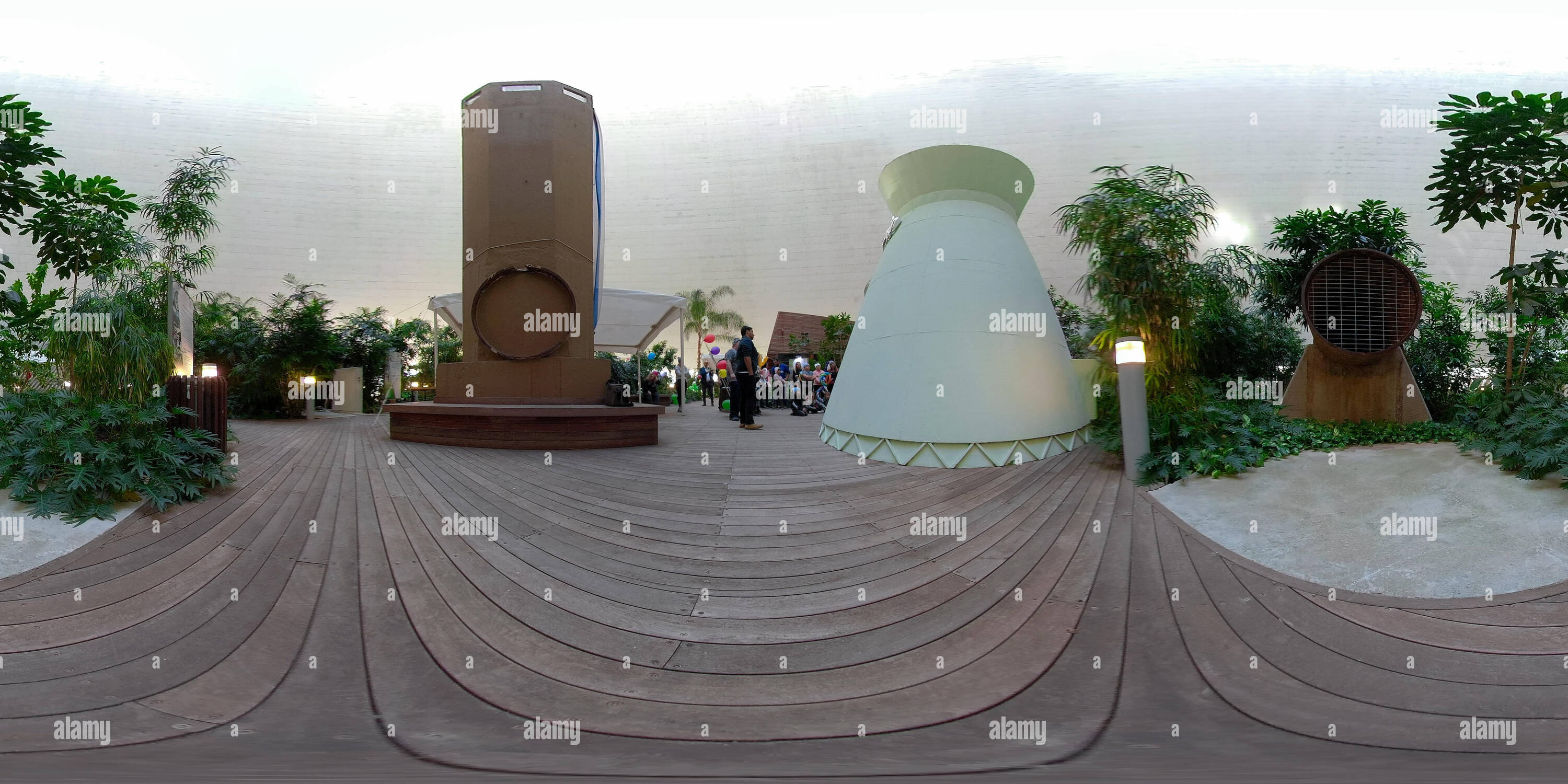 360 °-Ansicht auf Bazan Ölraffinerien Visitor Center in Kühltürmen, ein ...