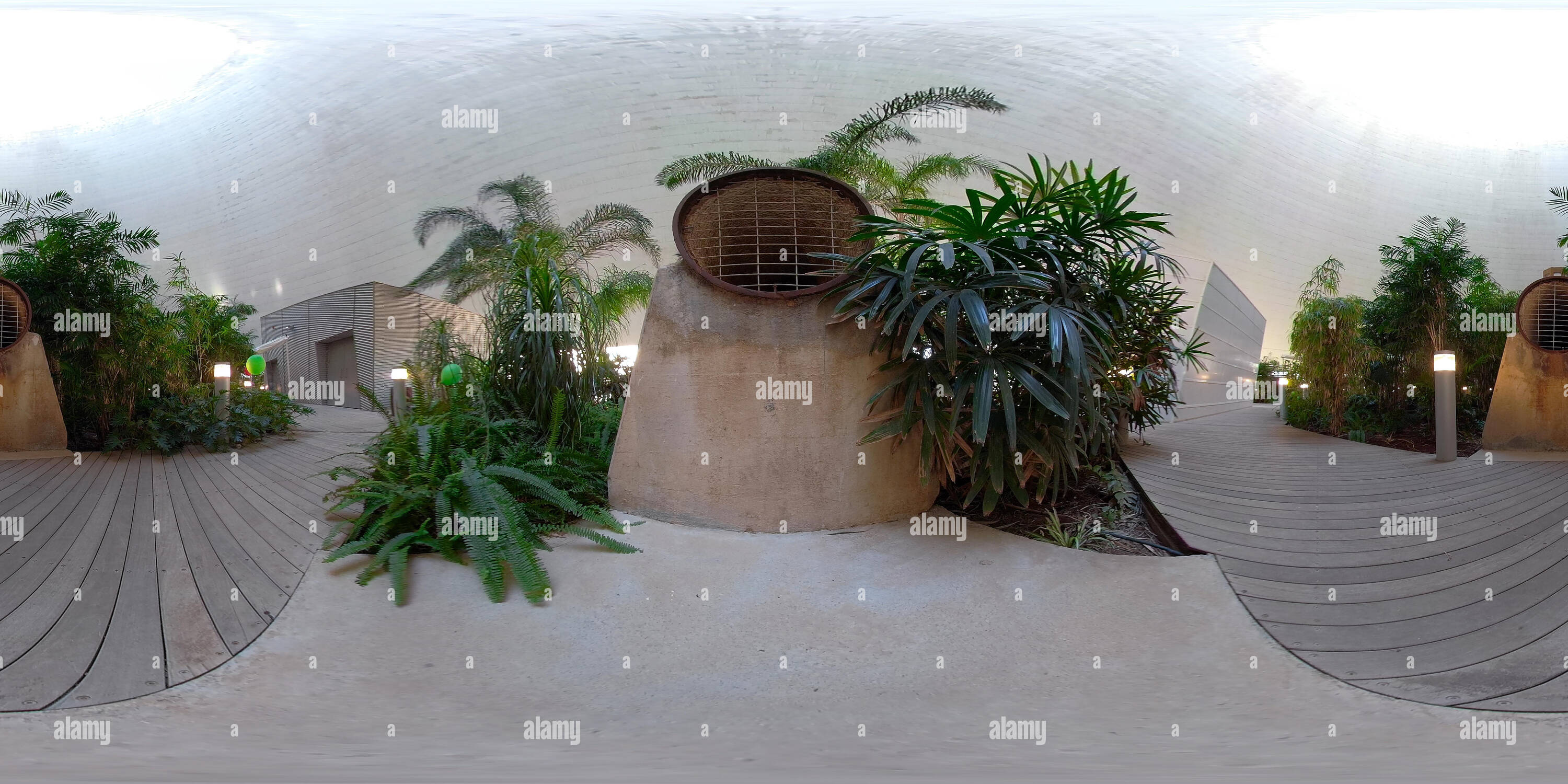 360 °-Ansicht auf Bazan Ölraffinerien Visitor Center in Kühltürmen, ein ...