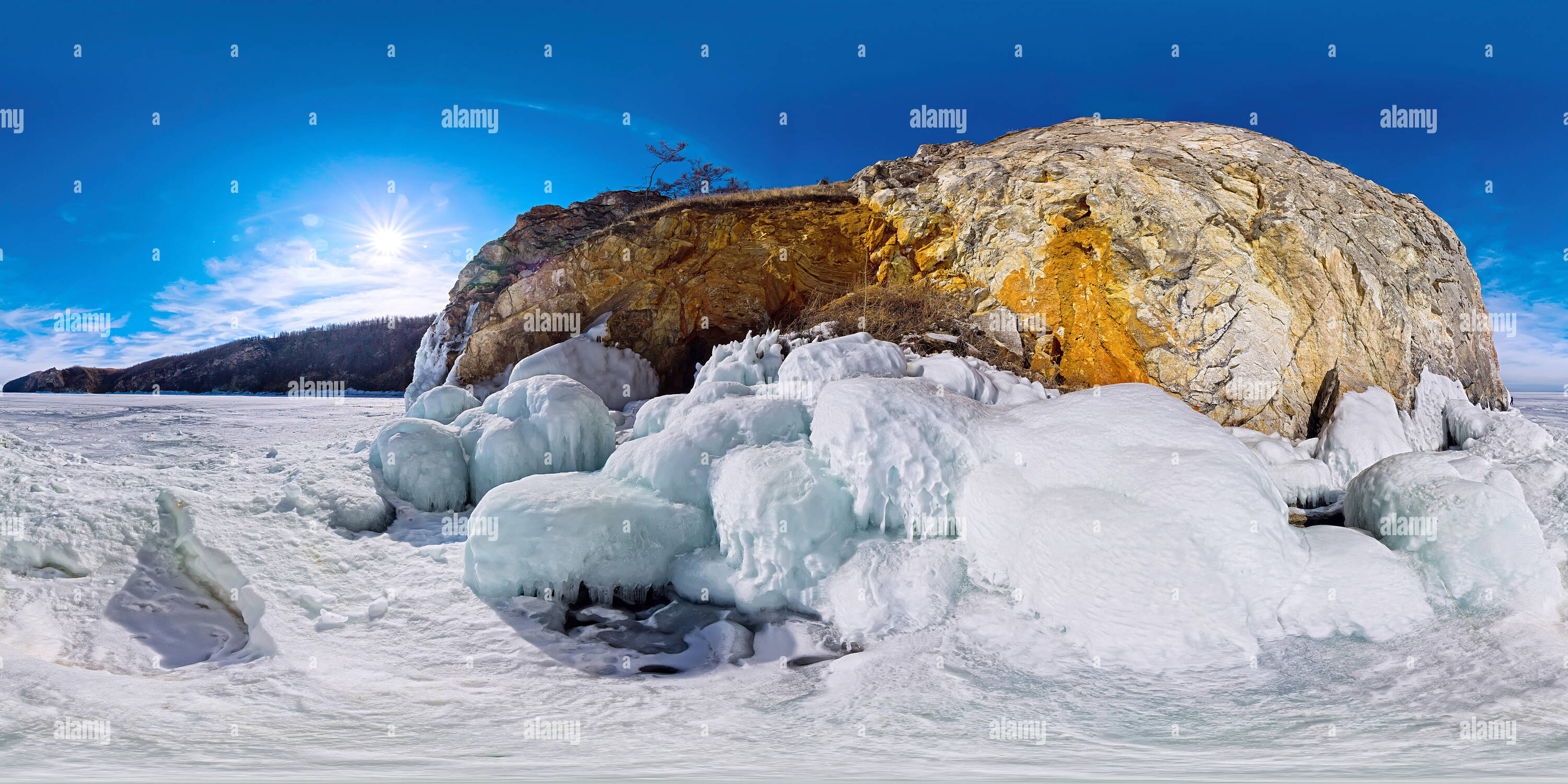 360 °-Ansicht auf Vereisten Felsen der Insel Olchon Baikalsee sind ...