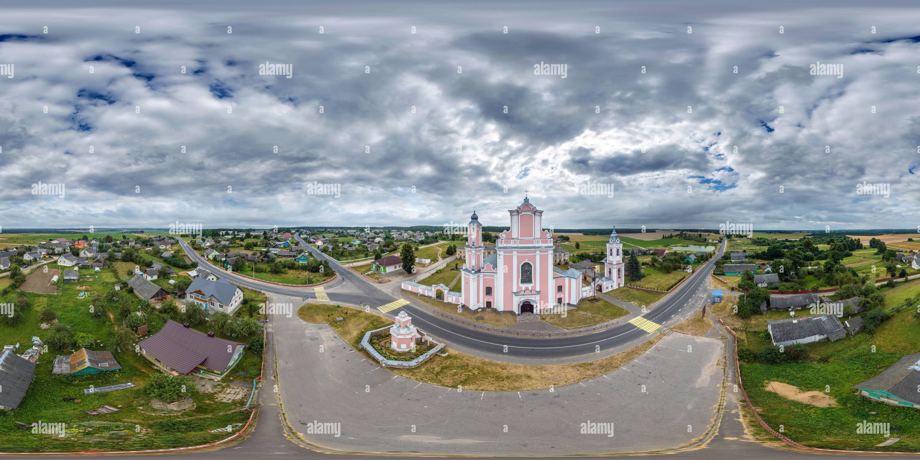 Vue à 360° de full hdri 360 panorama vue aérienne du temple baroque ou ...