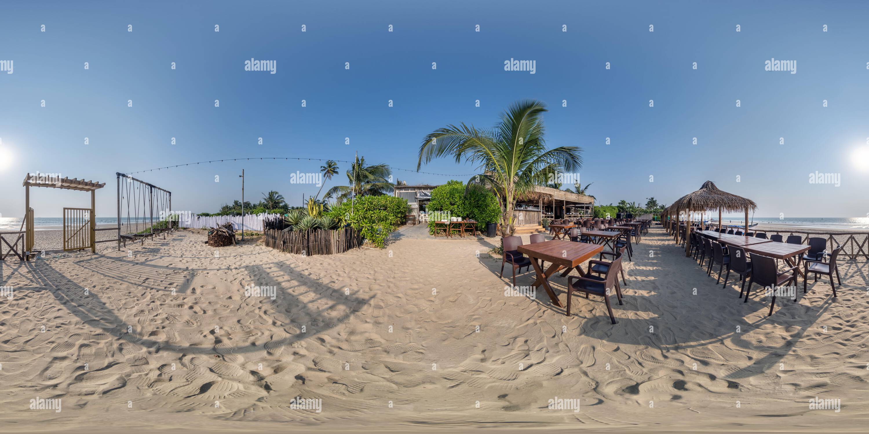 Vue à 360° de 360 hdri panorama avec des cocotiers sur la côte de l ...