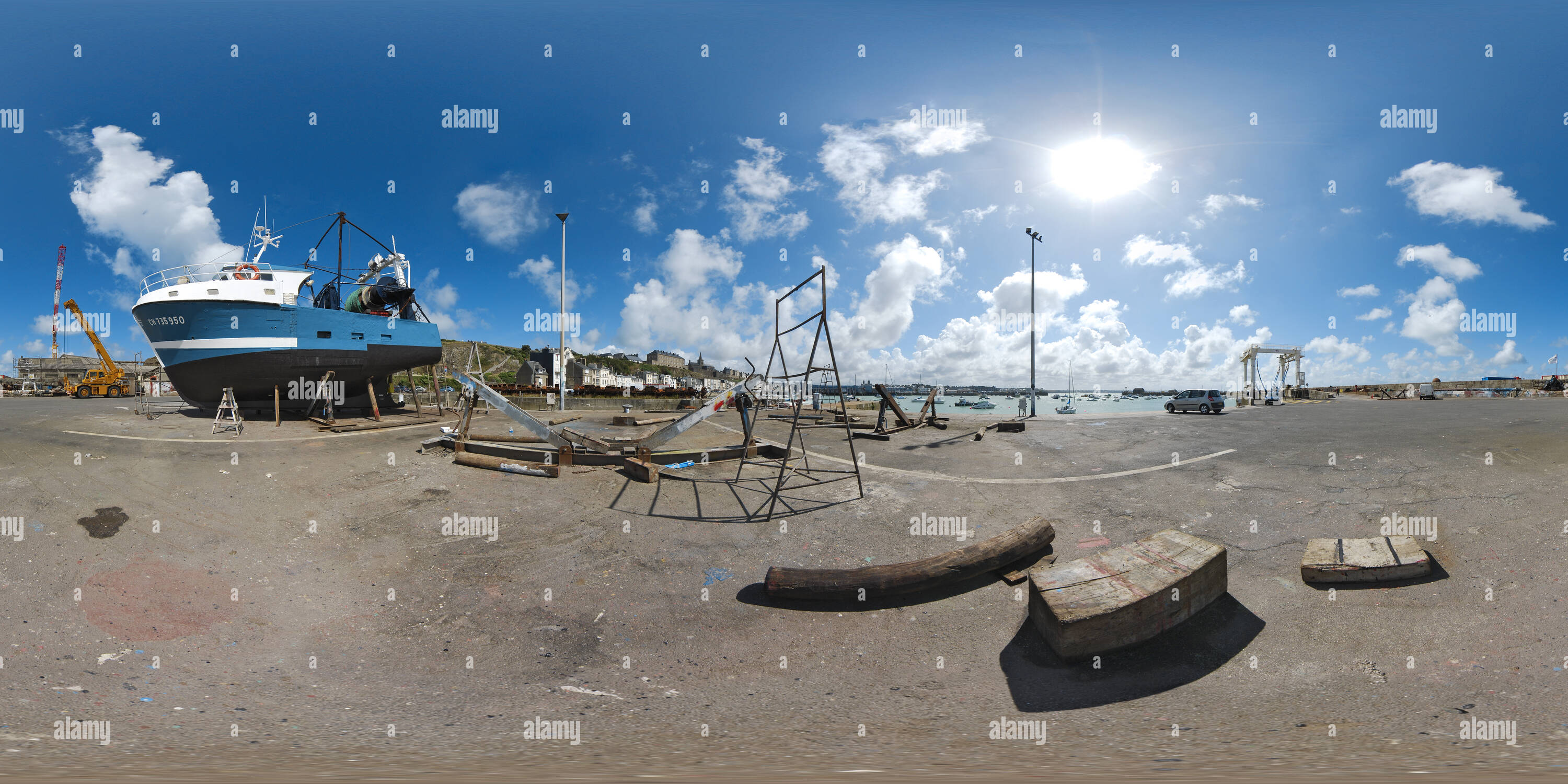 Vue à 360° de Chalutier en cale sèche sur le quai du plan coupe de ...