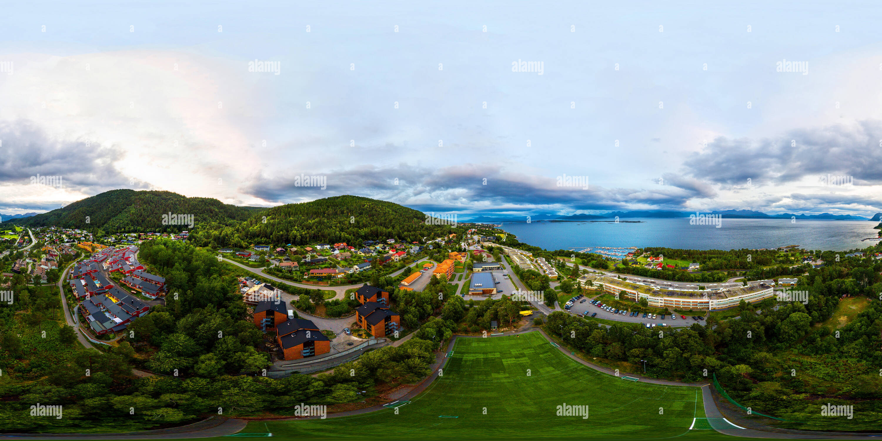 Vue à 360° de Molde, Norvège. Vue aérienne de la zone résidentielle à ...