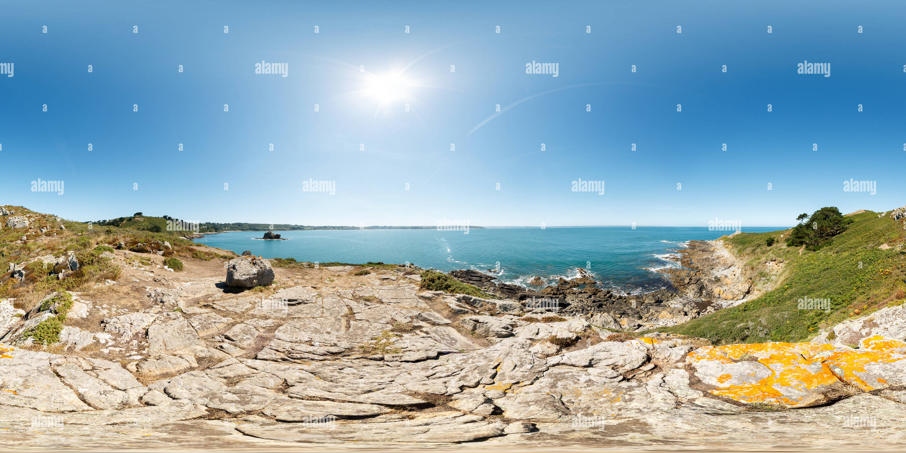 Vue à 360° de Rocheux, partie de la côte de Granit Rose en Bretagne ...