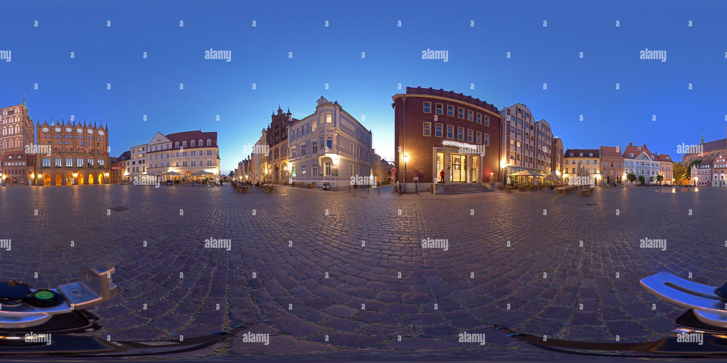 Vista a 360 gradi di Foto a 360 gradi, piazza del mercato di Stralsund ...