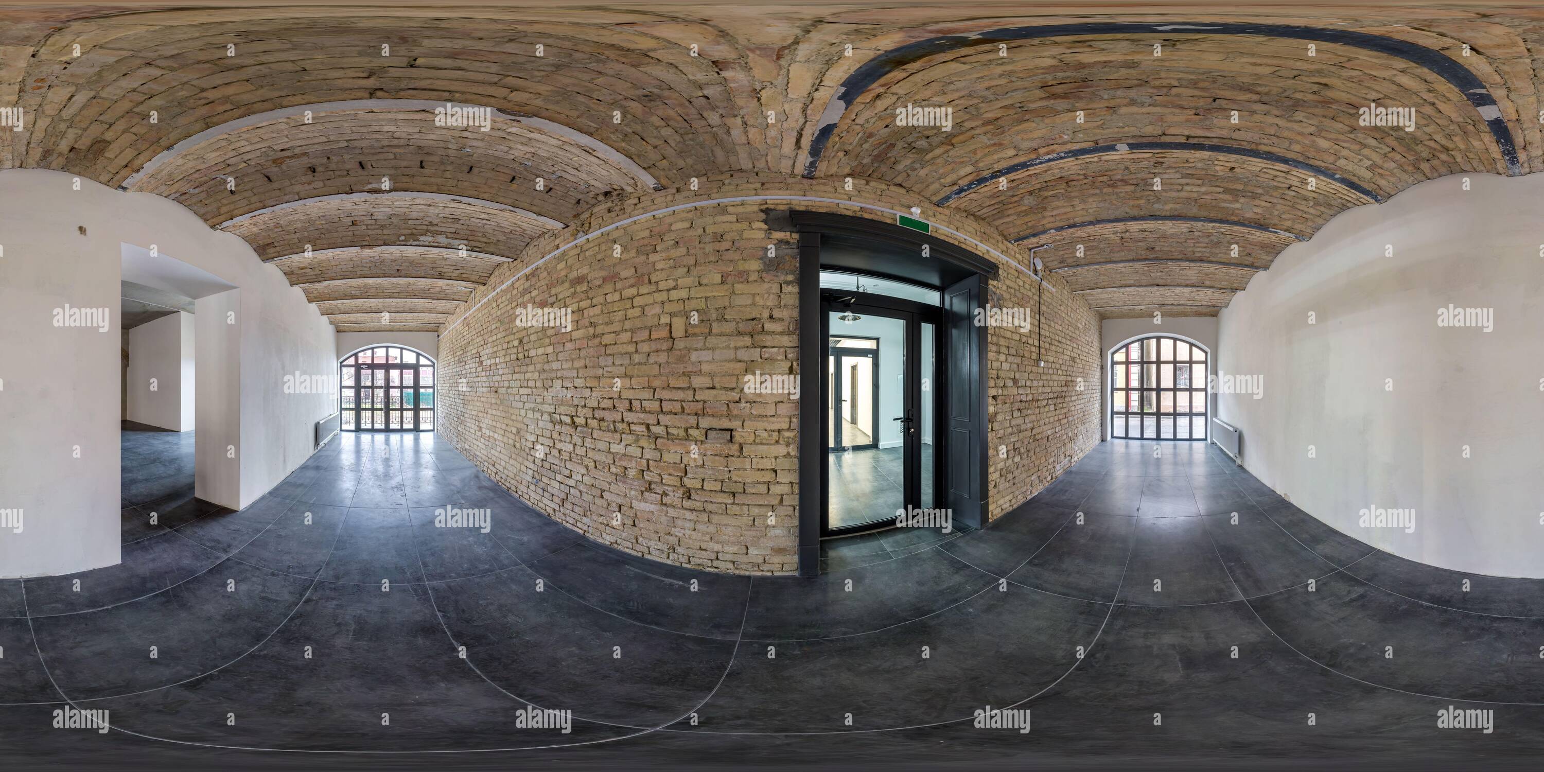 Vista a 360 gradi di camera vuota senza mobili con grandi finestre ...
