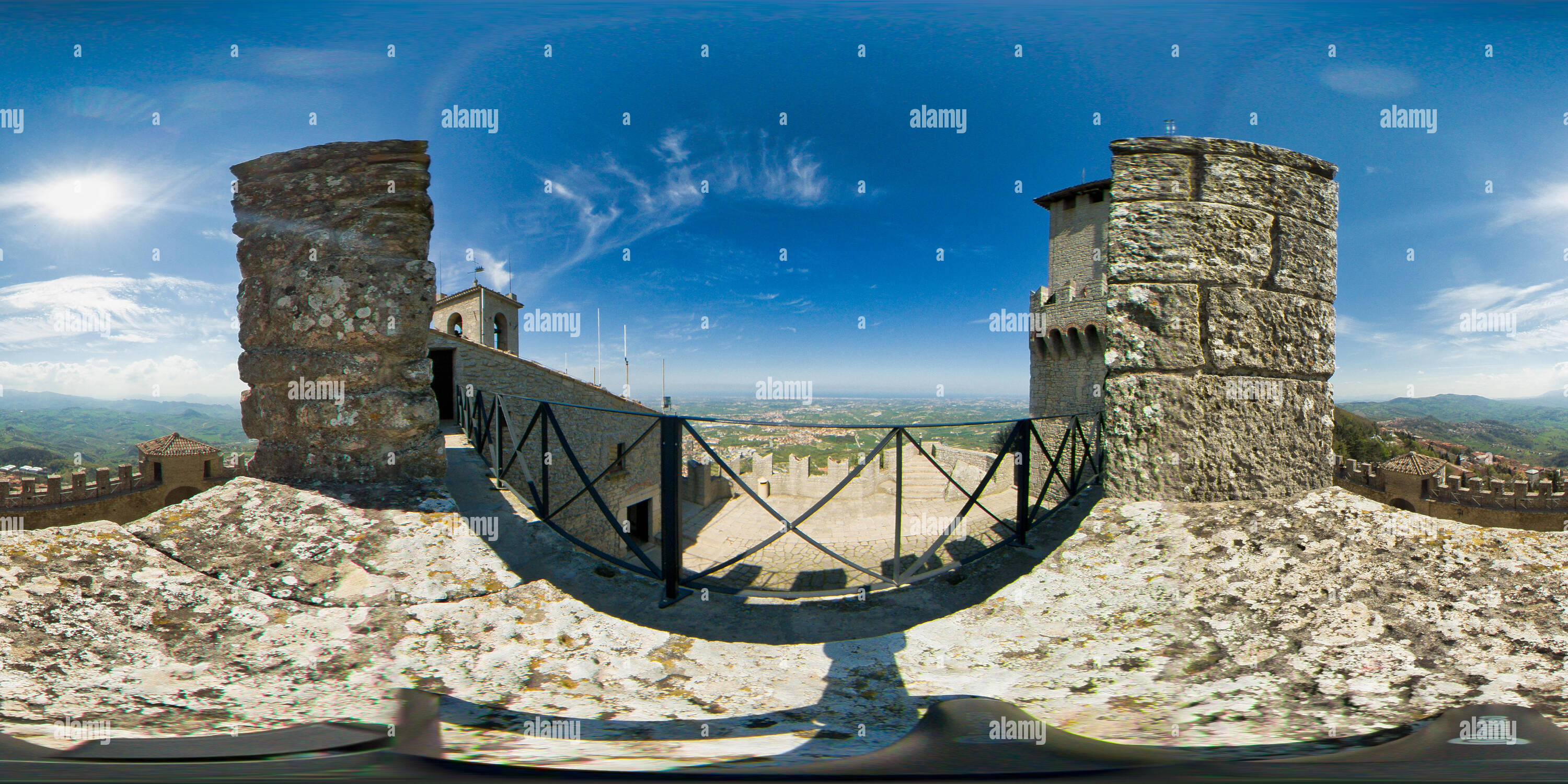 Vista a 360 gradi di Il panorama a 360 gradi di San Marino, una ...